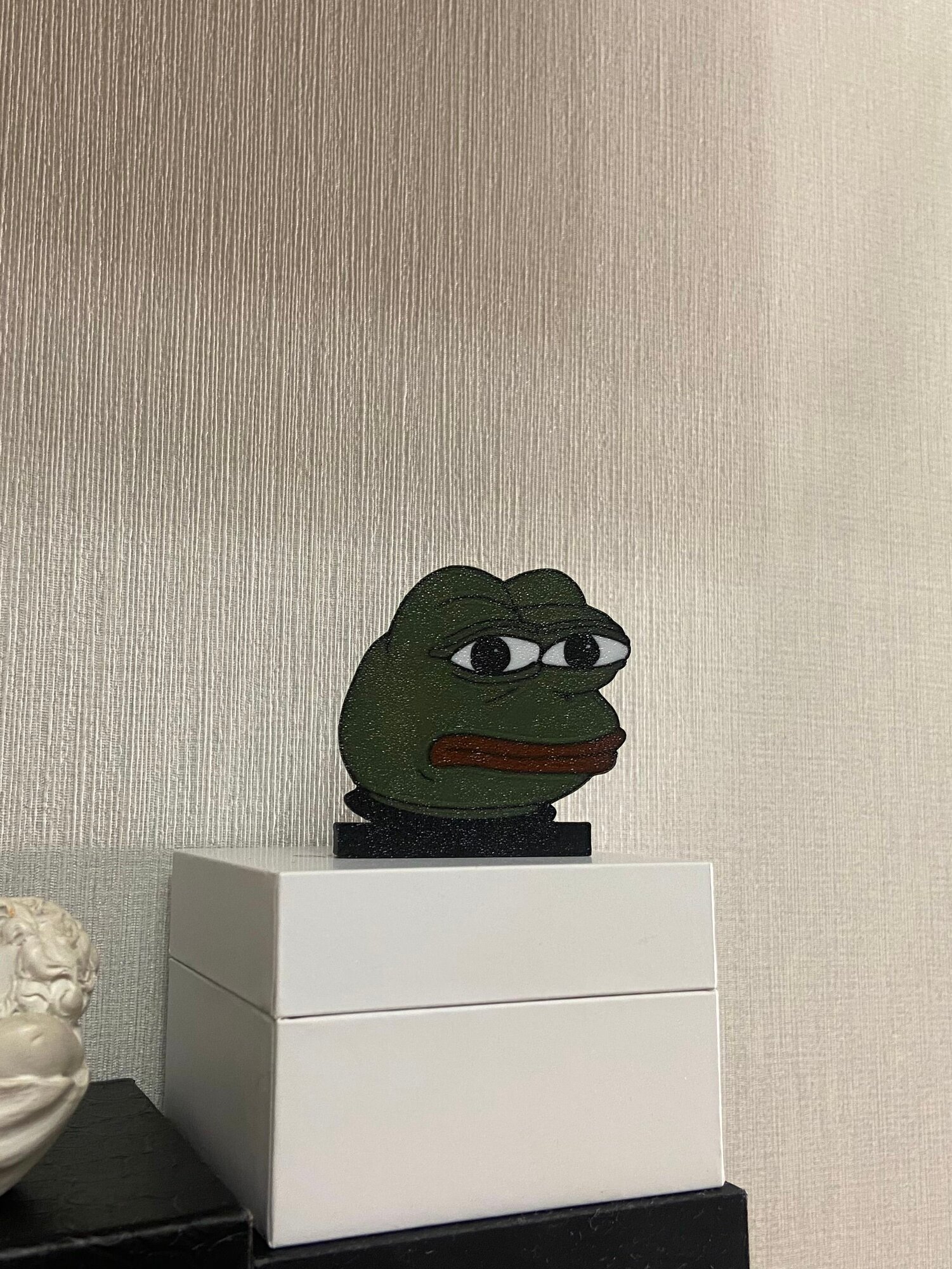 Статуэтка лягушки пепе из мема PEPE