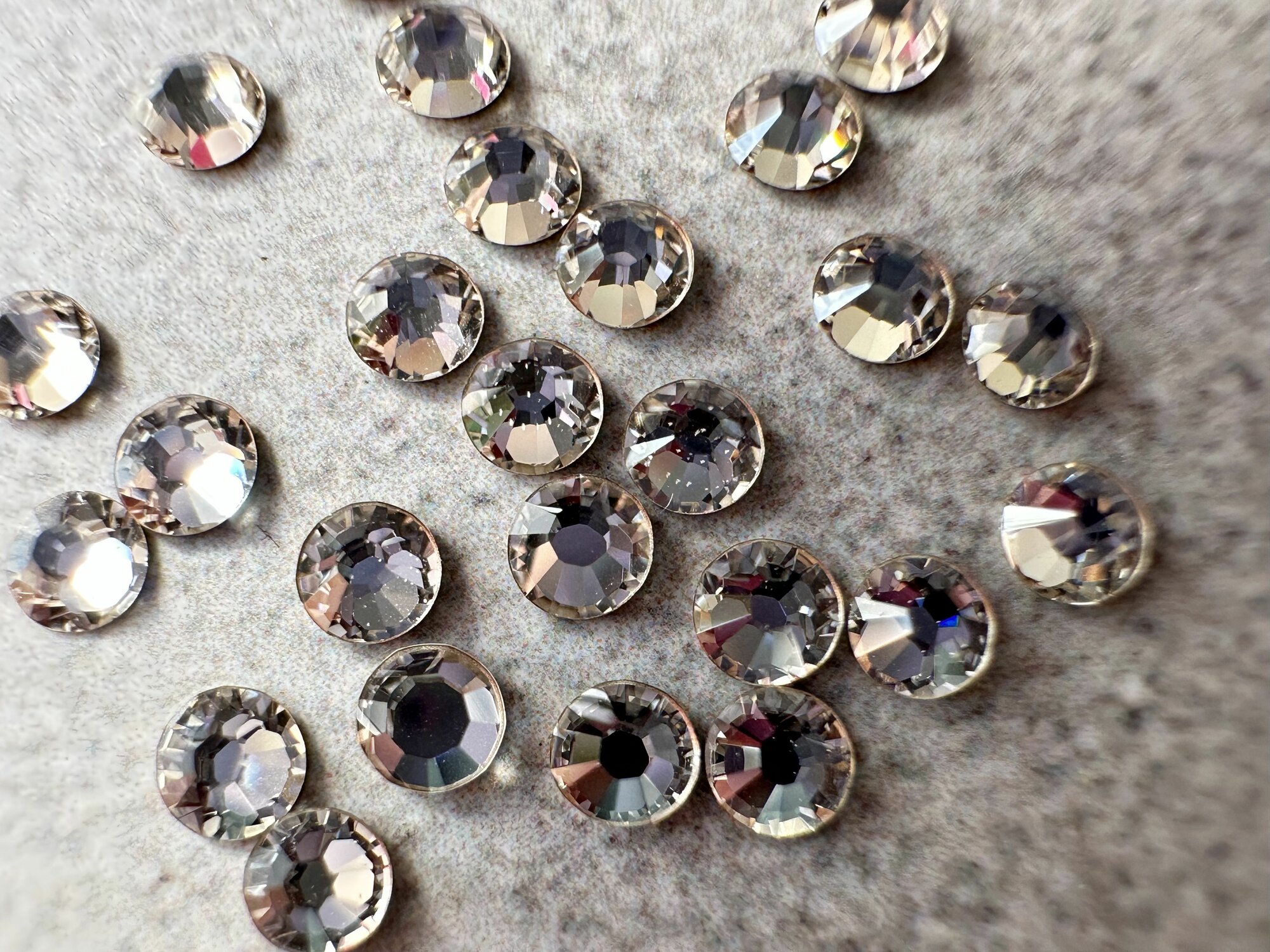 Swarovski Crystal стразы 7ss (50шт) Холодная фиксация.