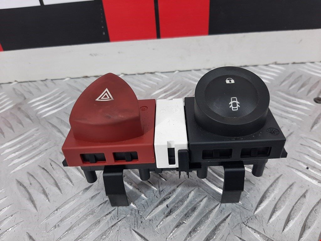 Кнопка аварийной сигнализации / 1597917 8200095493 8200407416 для Renault Megane 2 (с пробегом)