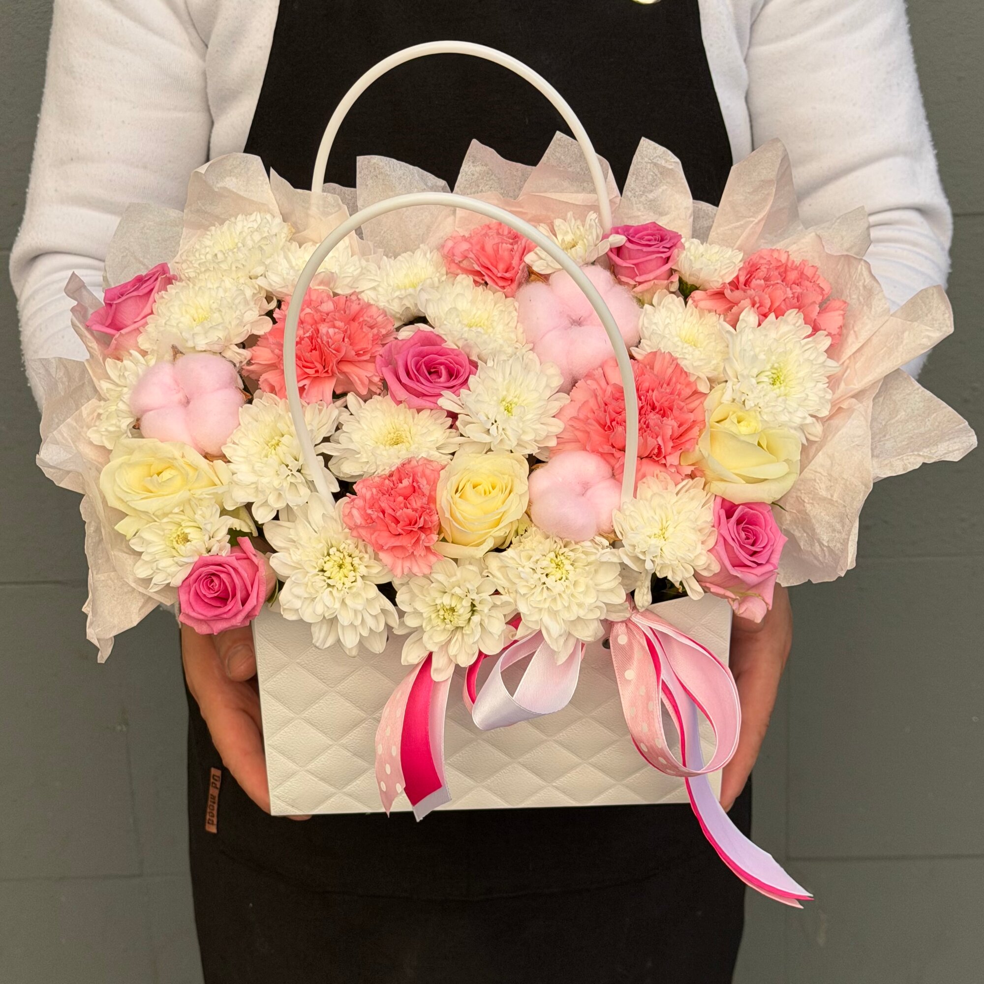 Нежная сумочка микс с хризантемами, гвоздиками и розами От Rybe-flowers