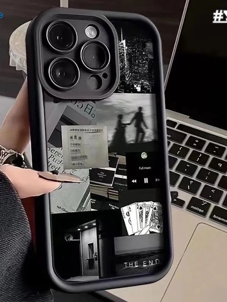 Чехол на Айфон 15 черныйч / iPhone 15 с монохромной коллаж-графикой в стиле ностальгии в руке человека с аксессуарами, на фоне ноутбука.