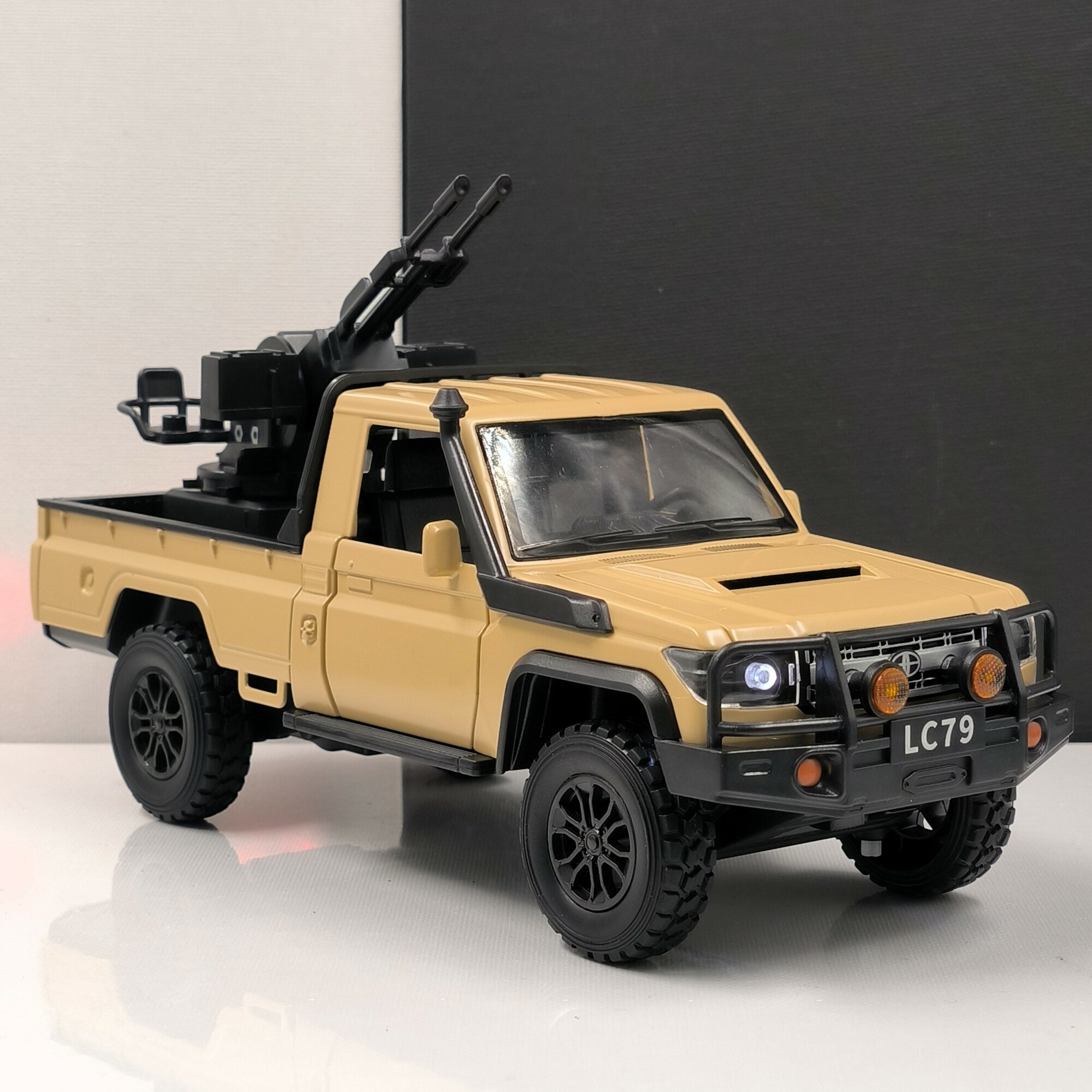 Металлическая модель автомобиля Land Cruiser LC 79 pickup с световым и звуковым сопровождением. Масштаб 1:25