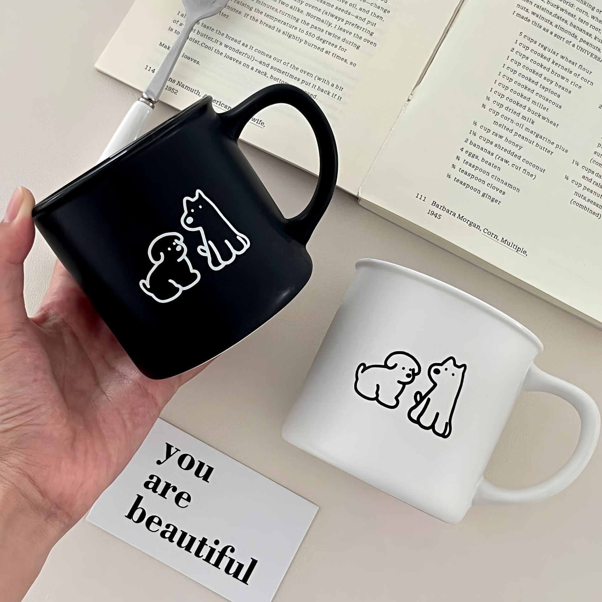 Керамическая кружка 350 мл с принтом двух собак, надпись drink more coffee, чашка для чая кофе, домашняя посуда, подарок — фото 1