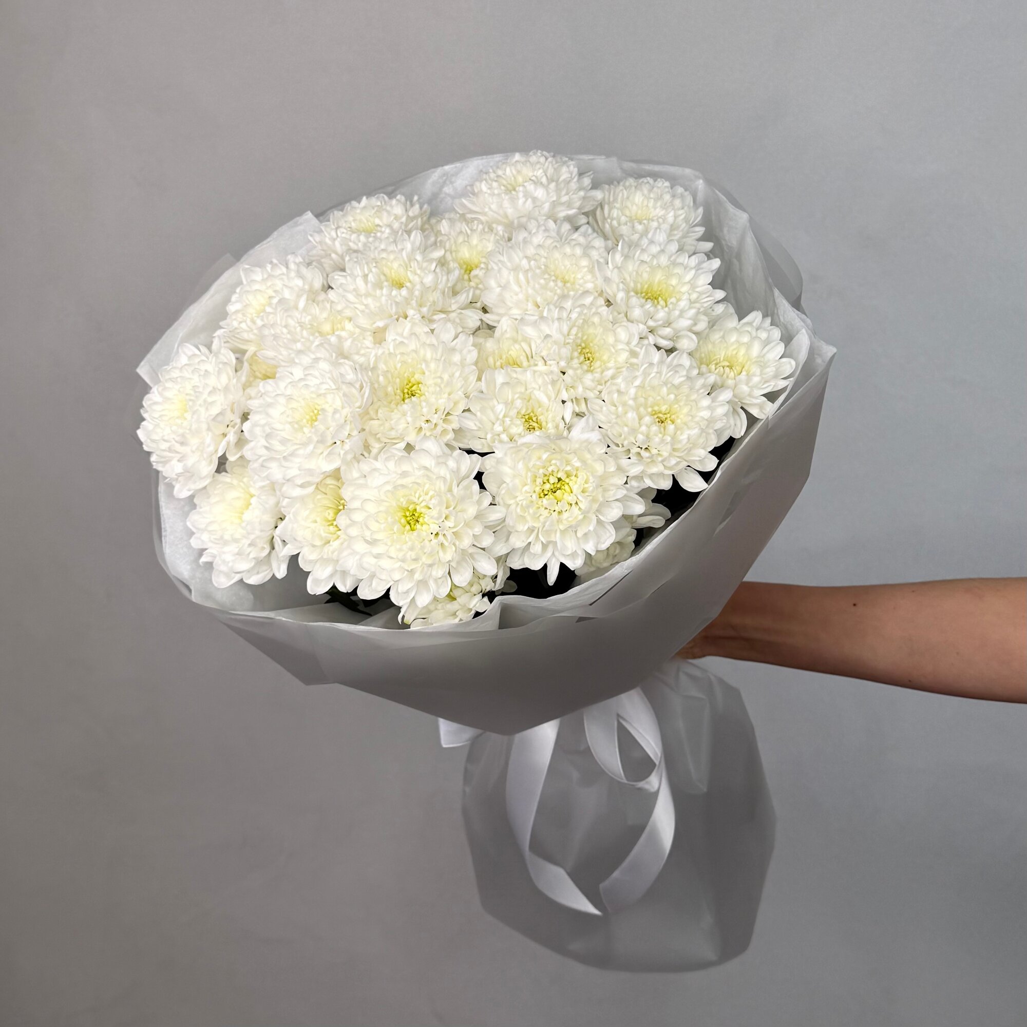 Пышный букет из белой кустовой хризантемы 5 шт в подарочной упаковке от FlowerLand
