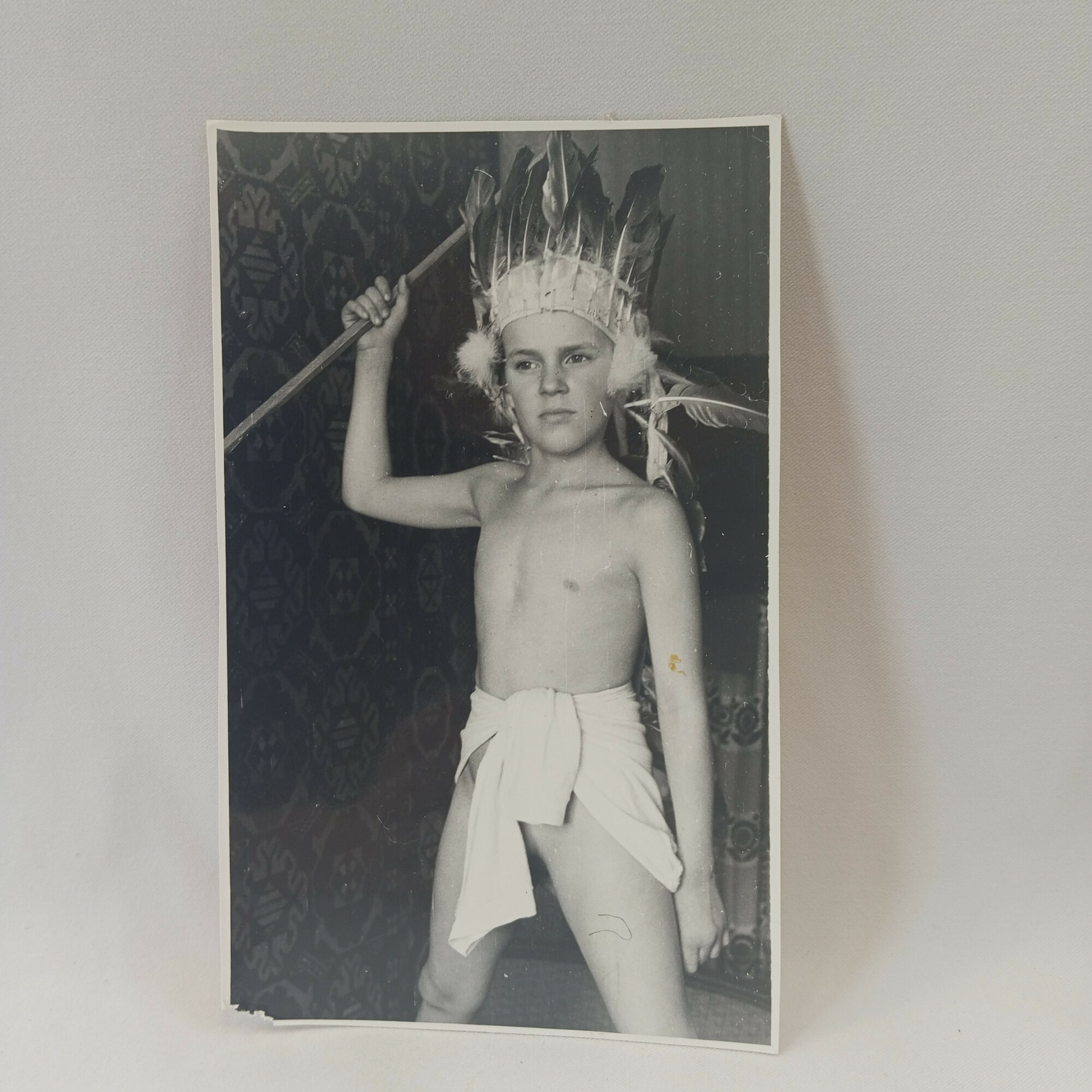 Фотография винтажная, СССР. Черно белый снимок мальчика в карнавальном костюме индейца
