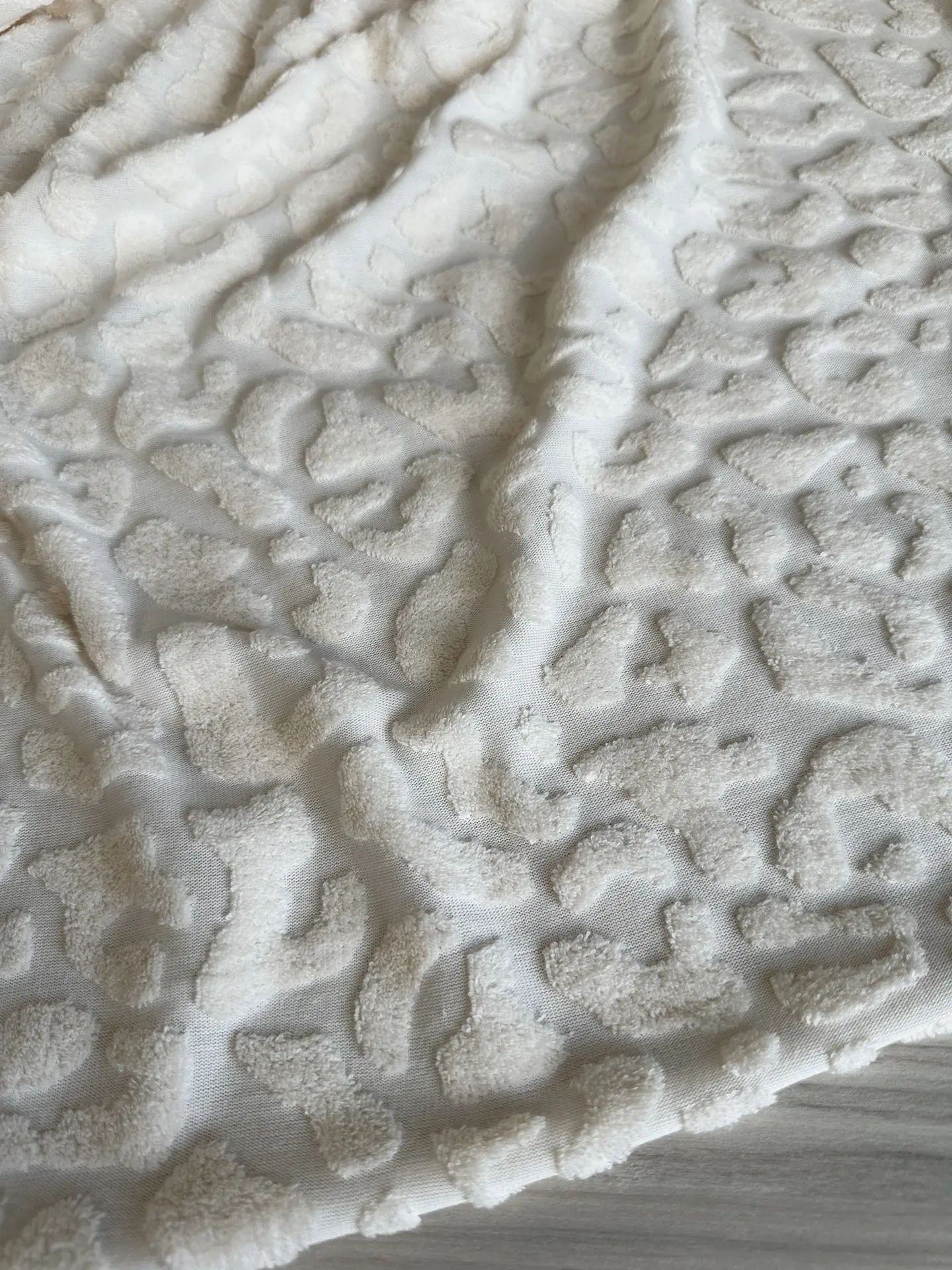 1,5 м. Ткань махровая для шитья с жаккардовым рисунком. Цвет светло-бежевый леопард . Плотность 240. Ширина 175 см. состав 70 хлопок, 30 полиэстер.