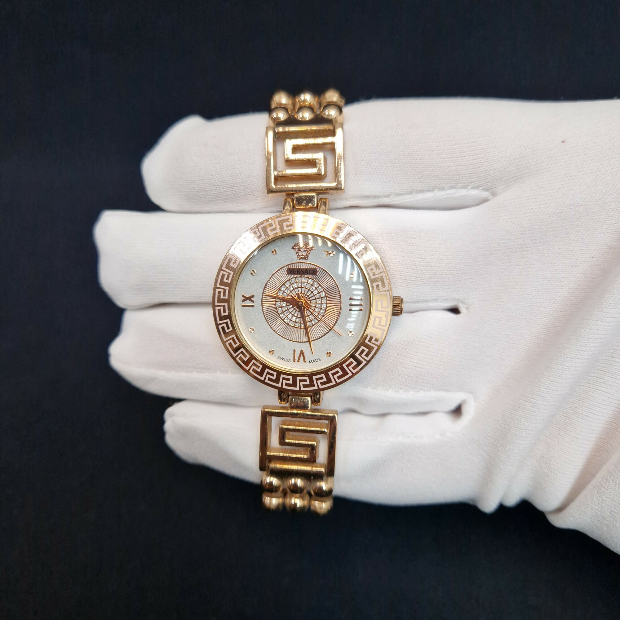 Часы наручные винтажные. Versace, круглый циферблат, золотистый металлический браслет