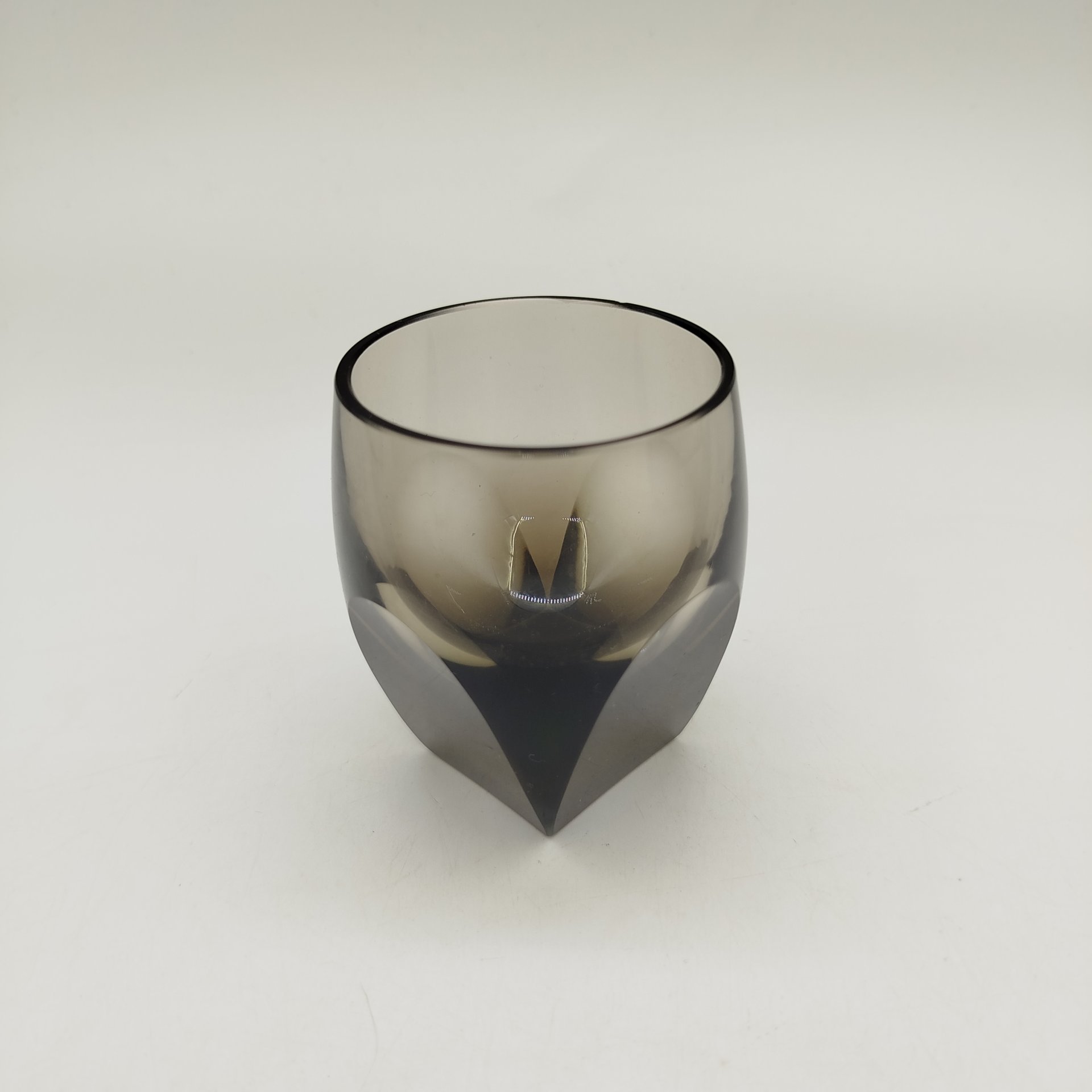Стопка черного оттенка, дизайнер Rudolf Eschler, Henry Moser & Cie (Мозер), стекло, гранение
