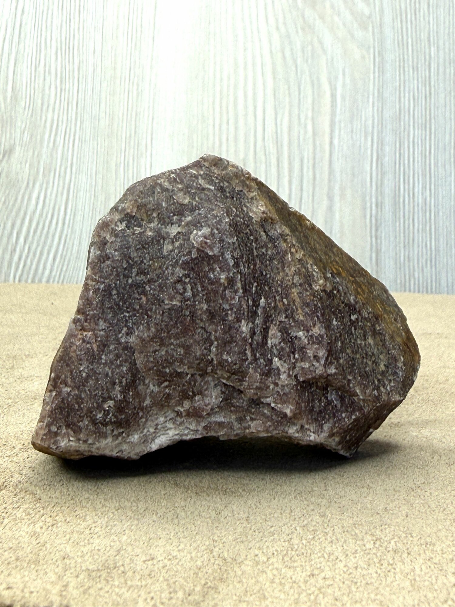 Малиновый кварцит, КМА, образец в геологическую коллекцию, 194г