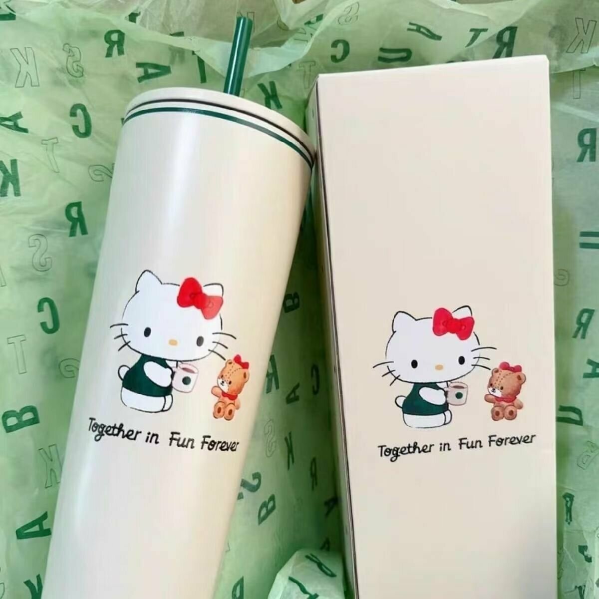 Новая бутылка для воды Hello Kitty отличается стильным дизайном и объемом 750 мл.