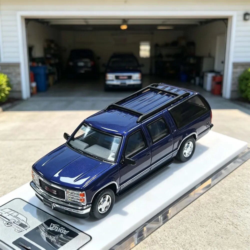 Модель автомобиля GMC Suburban 1:64, жемчужно-синяя, металлическая краска, с багажником на крыше и хромированными дисками