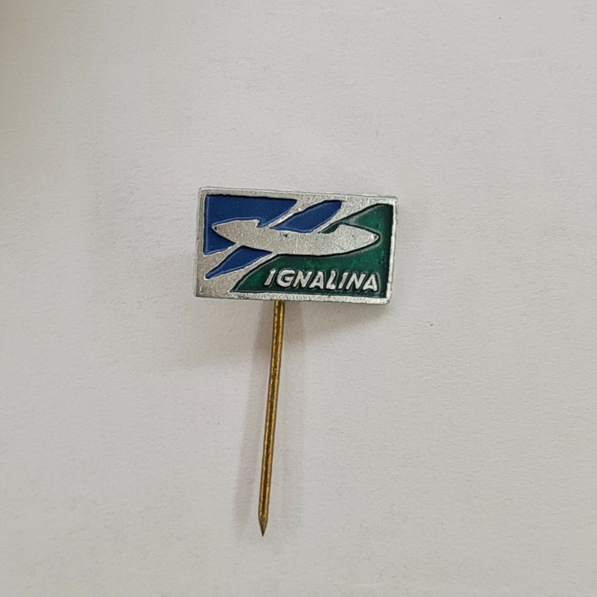 Значок с самолетом, надпись Ignalina. Винтажный значок авиации.