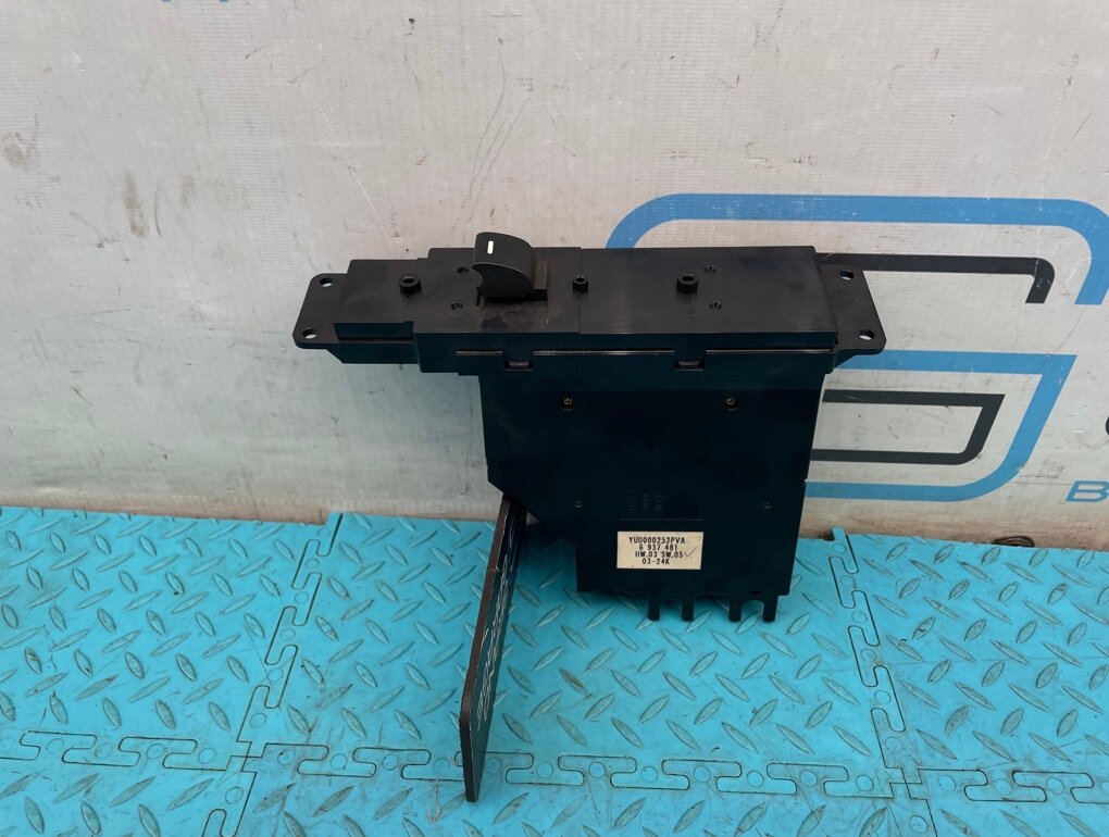 Кнопка стеклоподъемника Land Rover Range Rover 2004 L322 M62B44 4.4 OEM YUD000252PVA