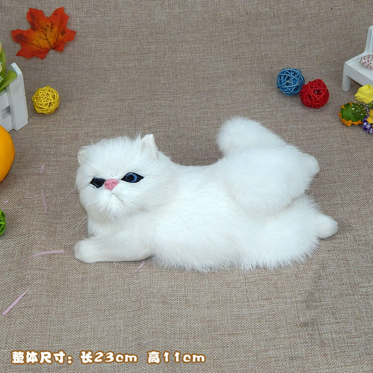 Кошечка с поднятой лапой из плюша с белой шерстью, текстура кролика