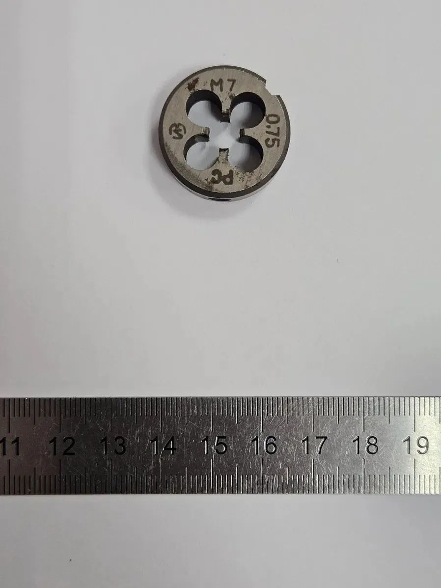 Плашка М7х0,75 метрическая правая (лерка) 9ХС