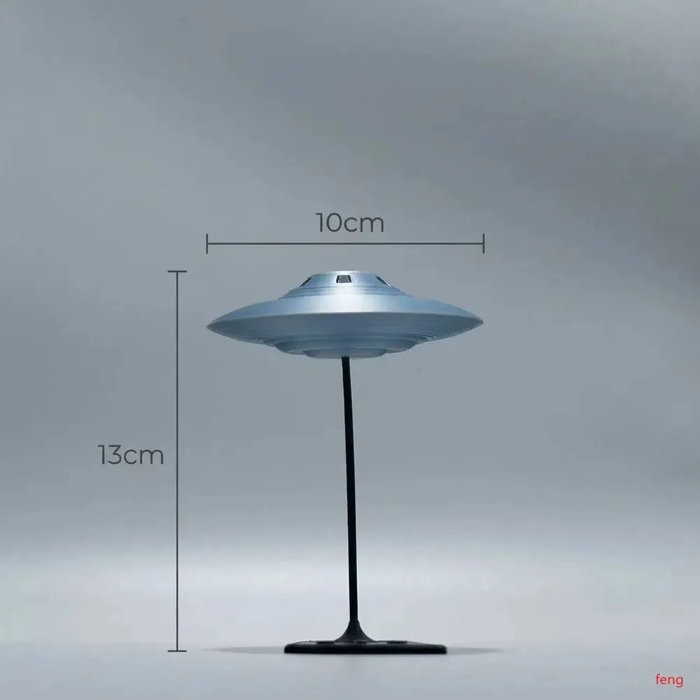 Модель летающей тарелки UFO изготовлена вручную с подставкой для дисплея.