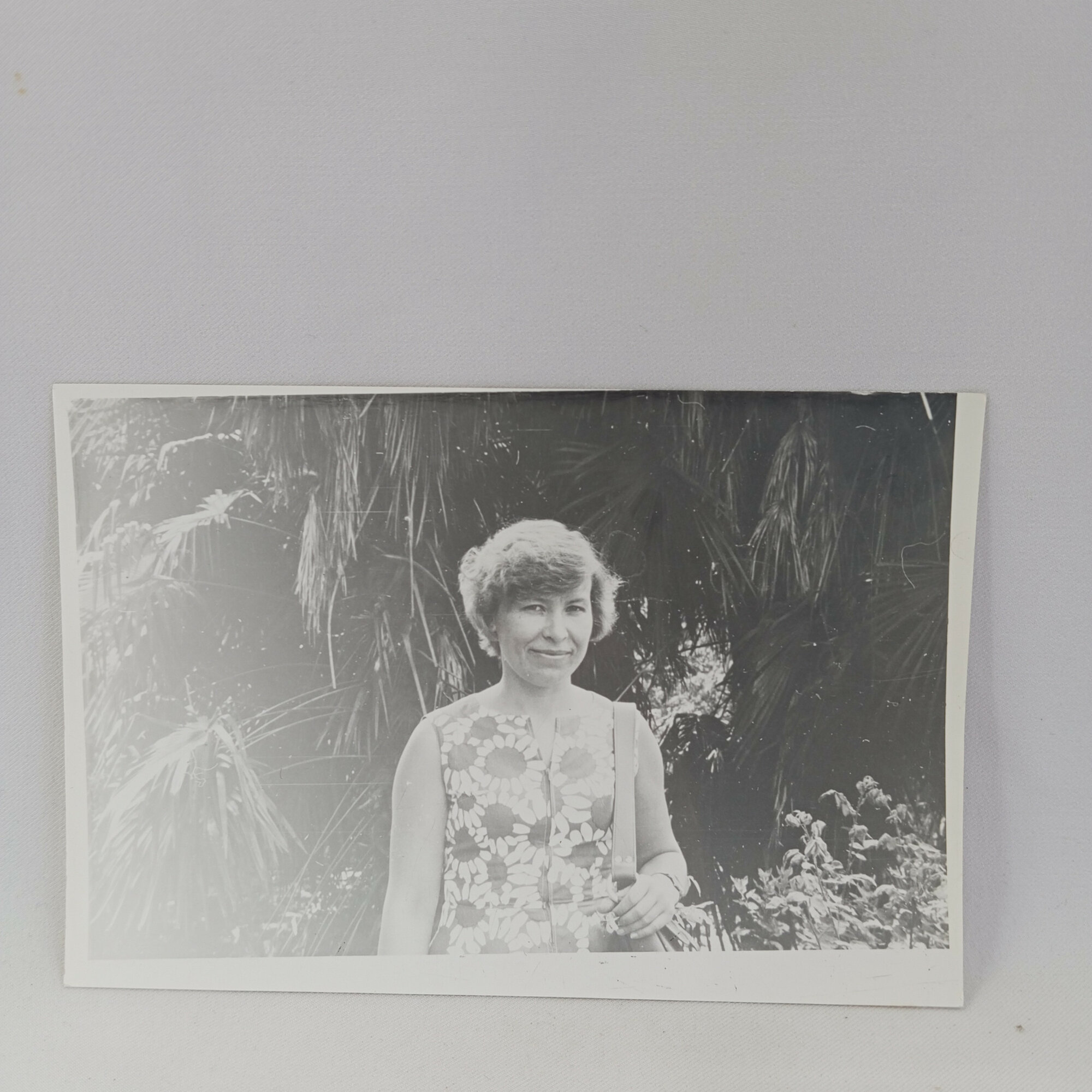 Фотография бумажная винтажная, СССР. Черно белый снимок женщины в саду, горизонтальный формат