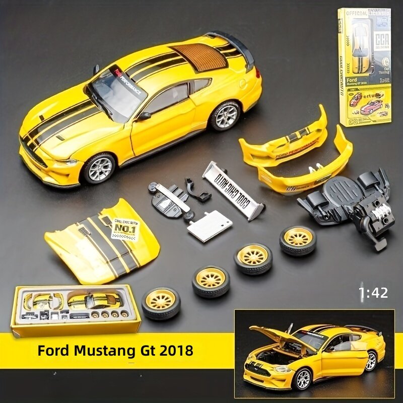 Модель автомобиля классического дизайна масштаба 1:42 с открывающимися дверцами и сменными деталями, желтого цвета