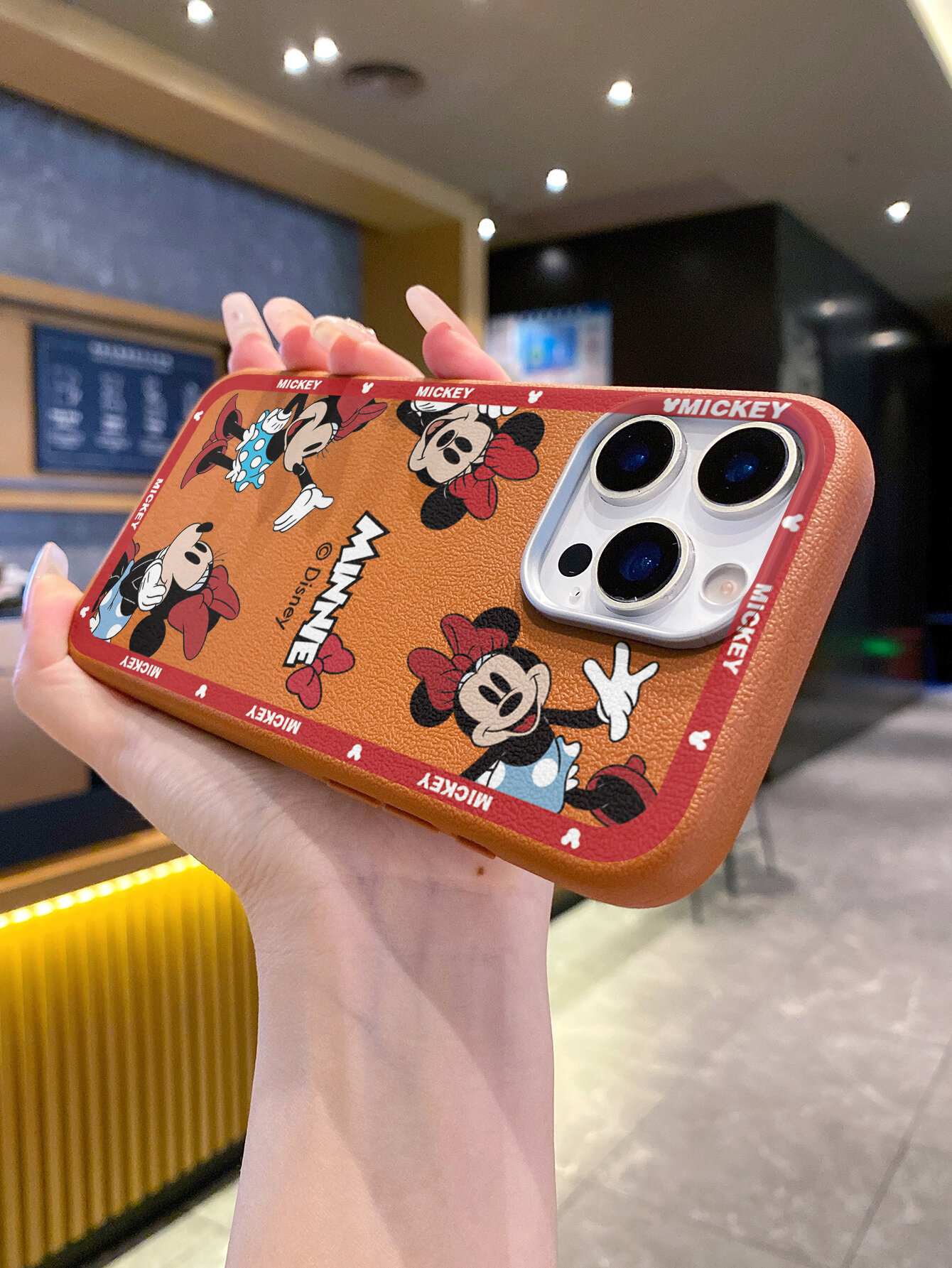 Чехол из искусственной кожи для iPhone 15 Pro с абстрактным рисунком Микки и Минни Маус. Мягкий чехол для телефона.