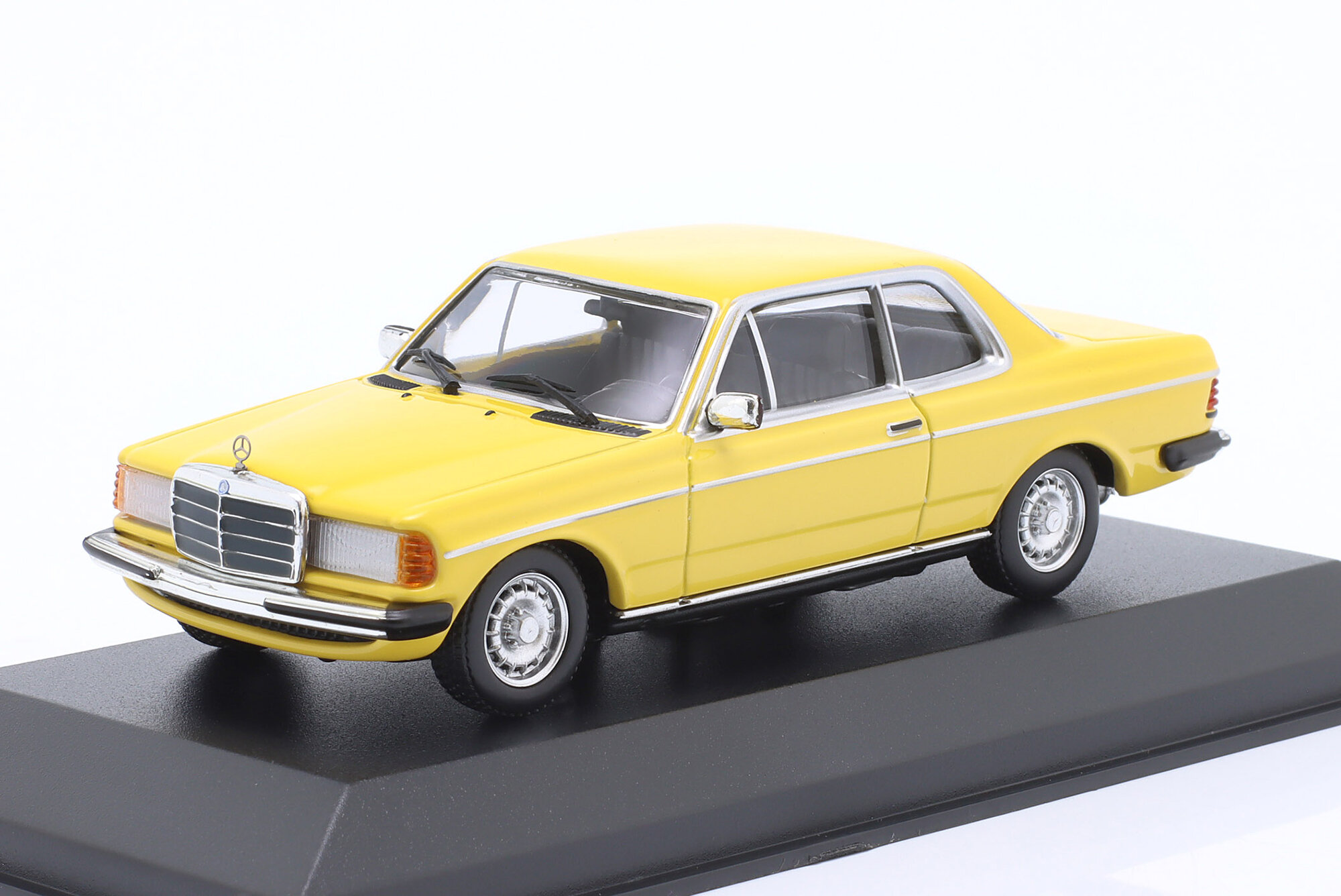 Модель коллекционная MAXICHAMPS Mercedes W123 coupe 1976 yellow