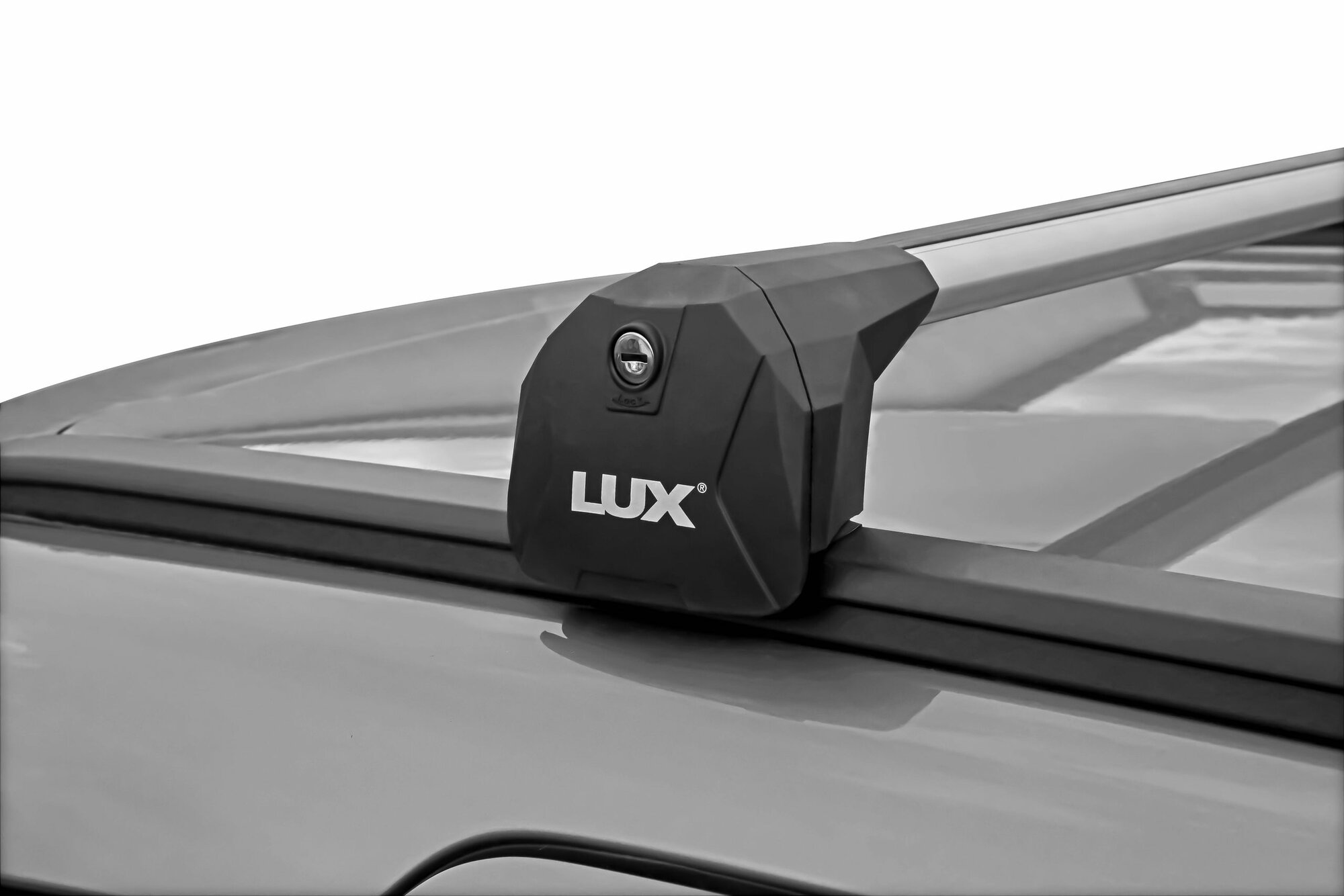 Багажник на крышу LUX SCOUT для Фольксваген Пассат (В8) / Volkswagen Passat (B8) (с 2014-Н. В) интегрированные рейлинги - 110см. аэродинамические серебристые поперечины.