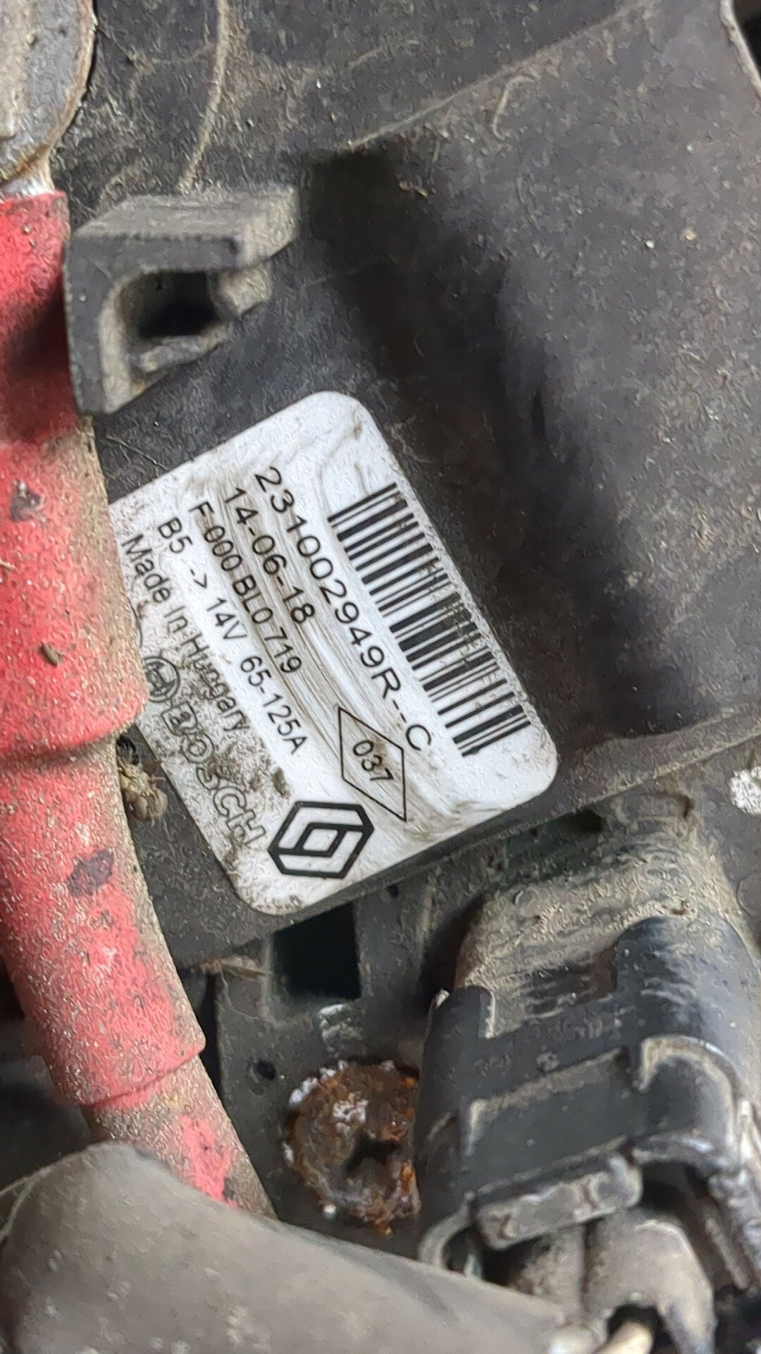 Генератор Dacia Sandero Б/У — фото 1