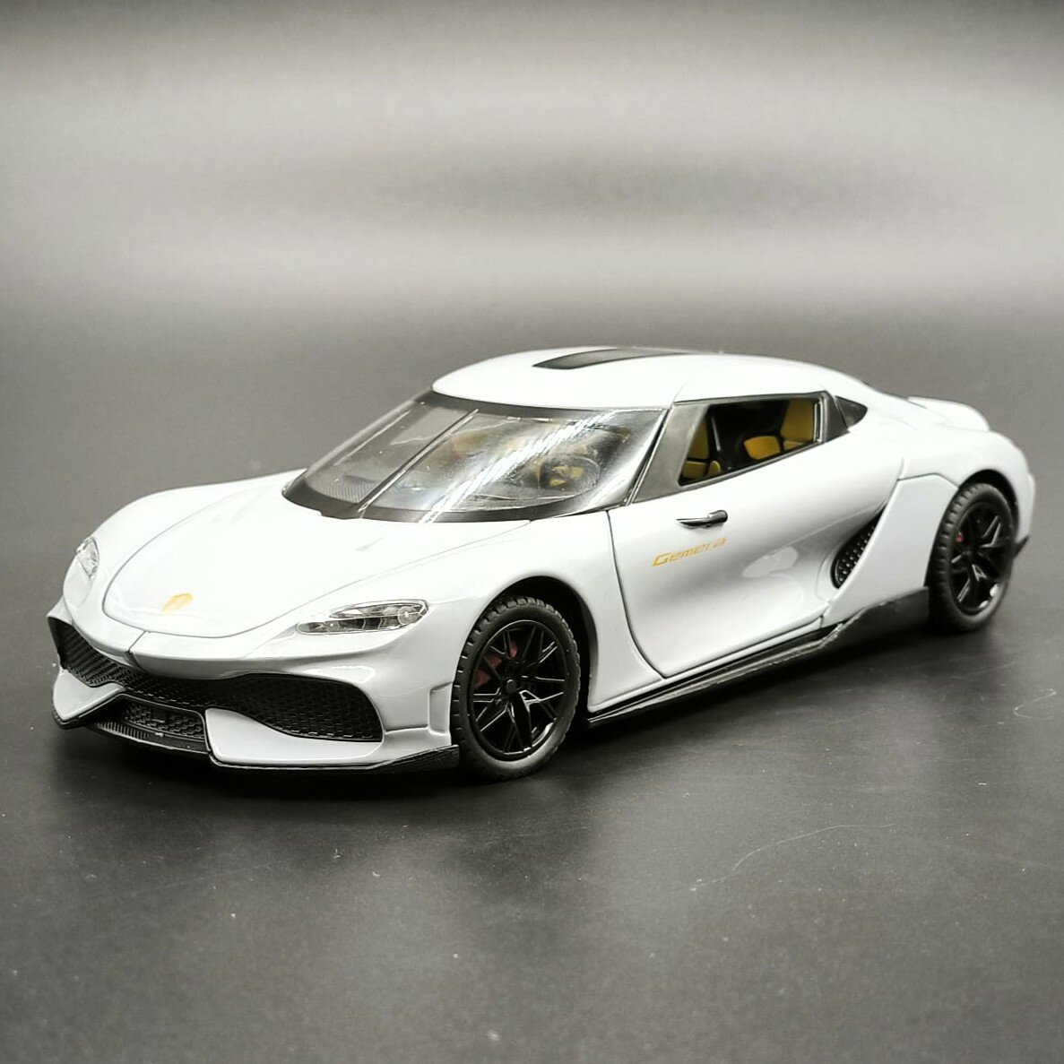 Машина металлическая Koenigsegg Gemini с световым и звуковым сопровождением. Масштаб 1:24