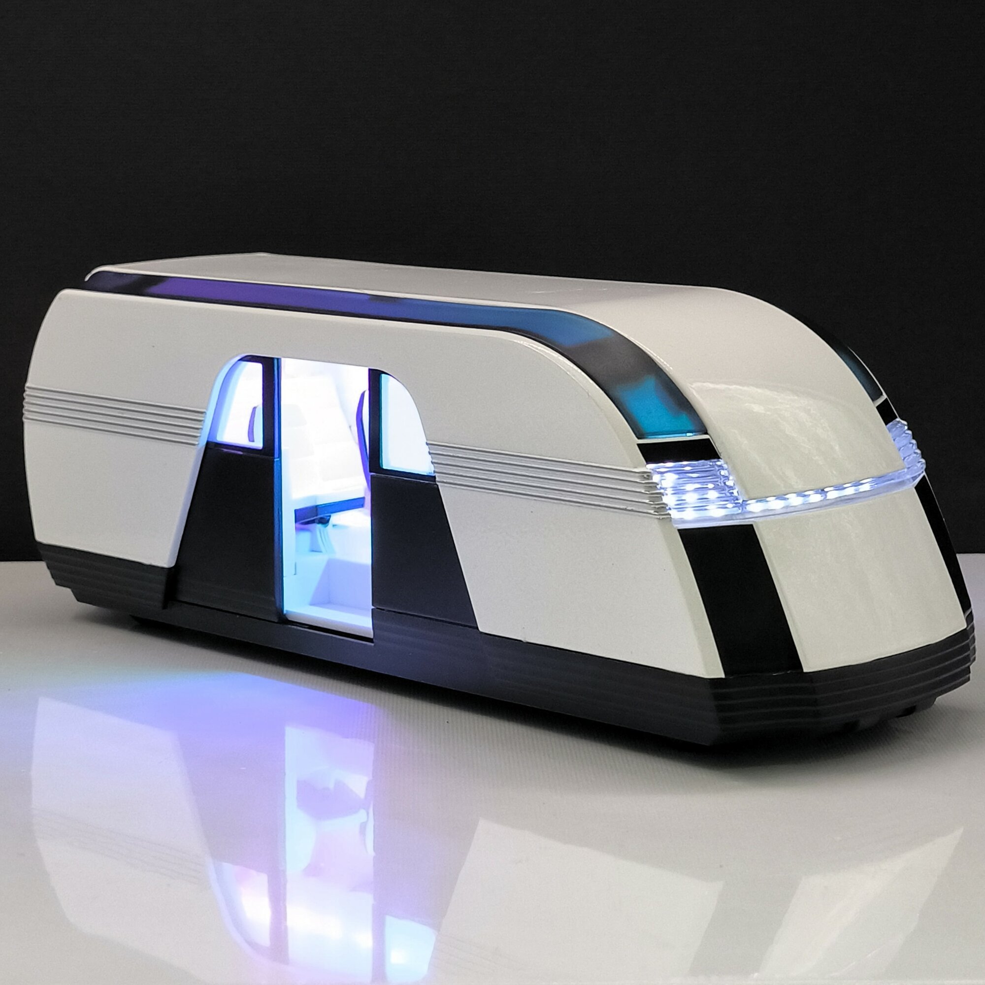 Металлическая машинка Tesla Robovan прототипа беспилотного автобуса с пультом. Световые и звуковые эффекты. (21см)
