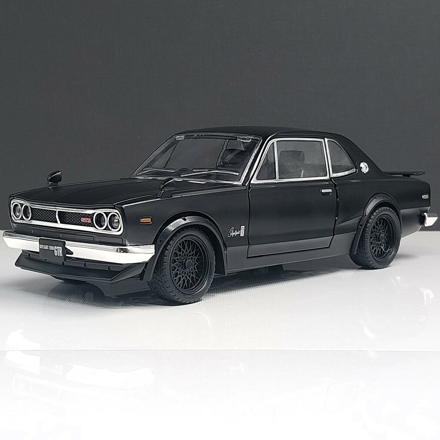 Металлическая модель Nissan Skyline 2000GT-R 1971 с инерционным механизмом и свето-звуковым сопровождением. Масштаб 1:22