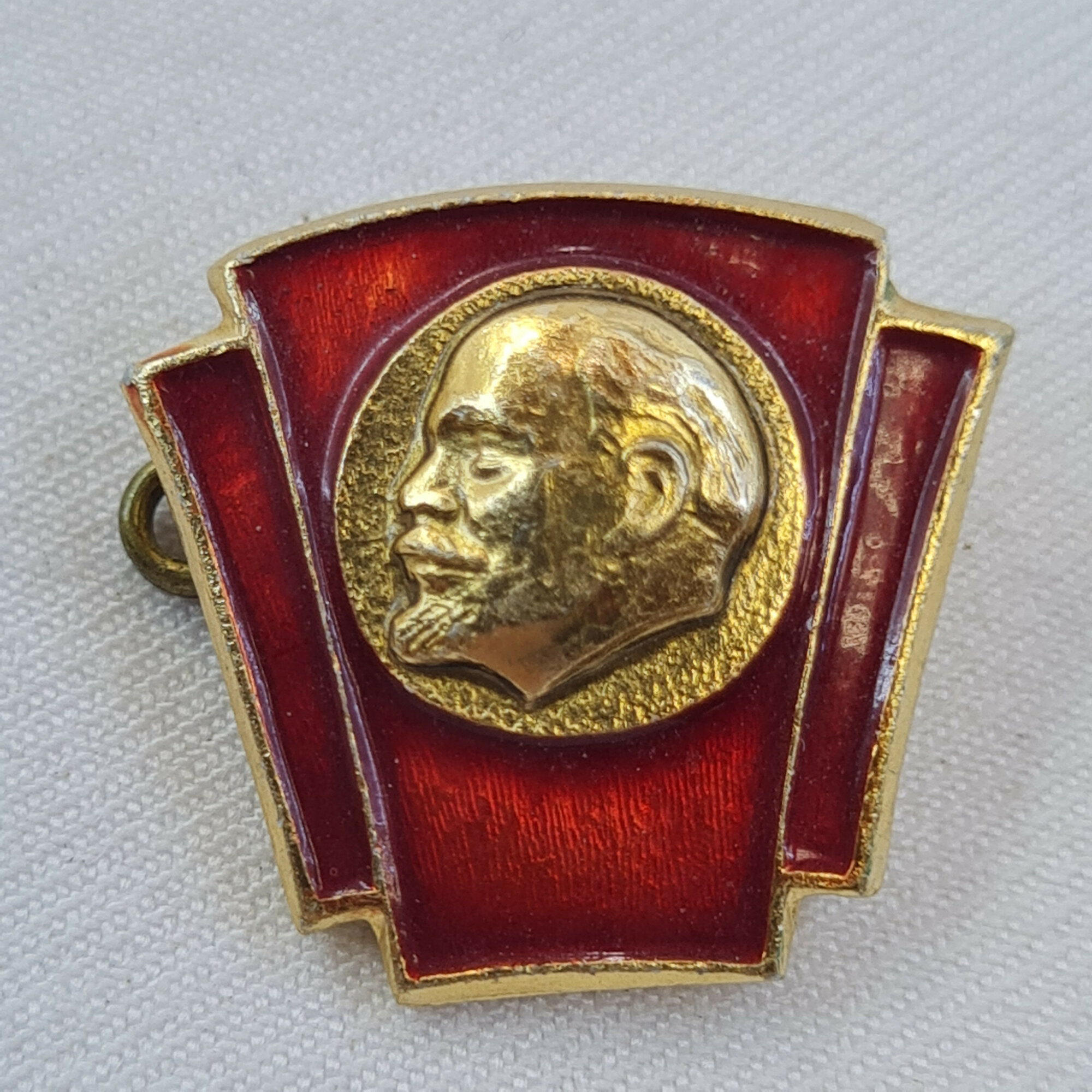 Значок СССР. Ленин, красная эмаль, пионерия. Винтажный значек.