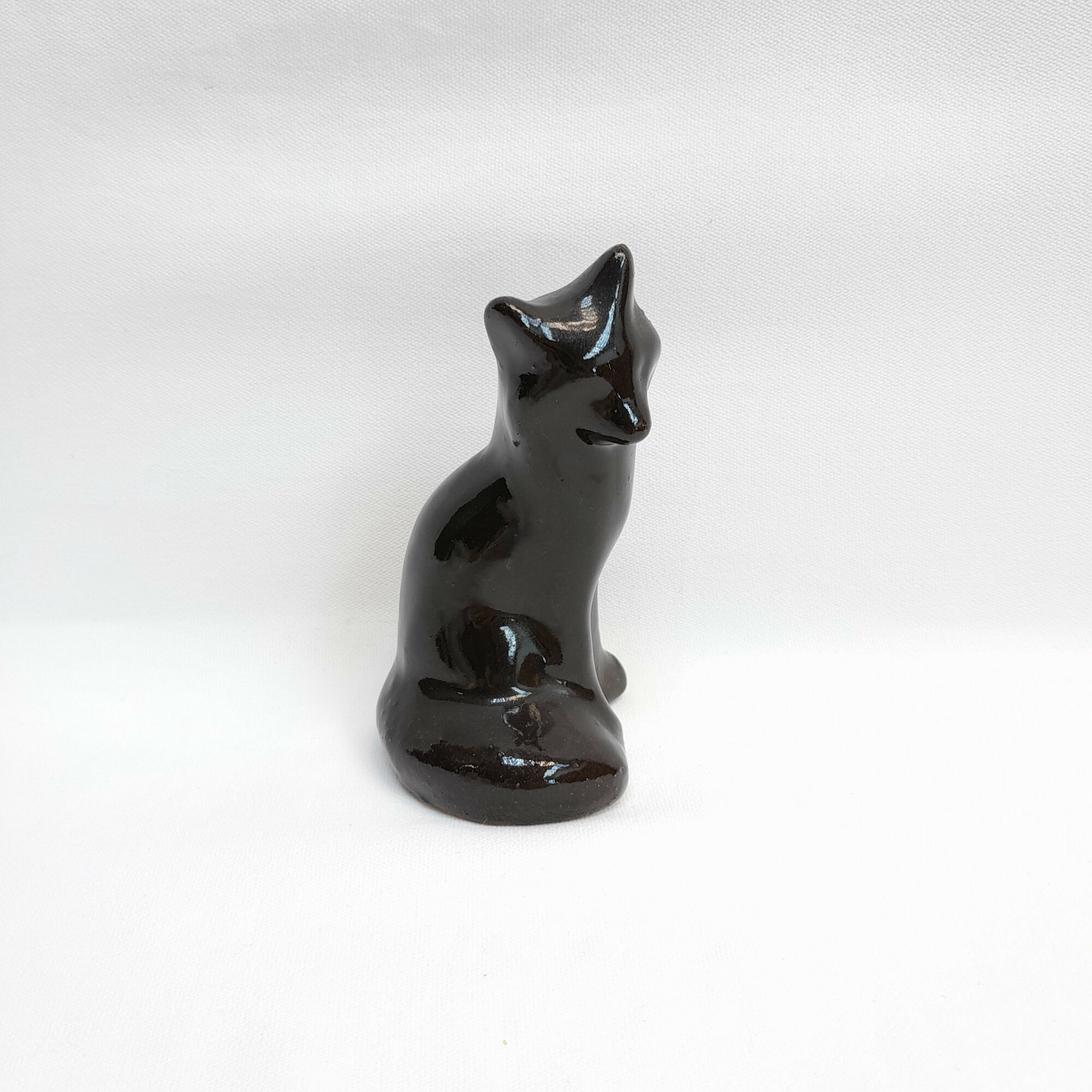 Статуэтка кошки винтажная, СССР. Фаянс, декоративная фигурка высотой около 10 см