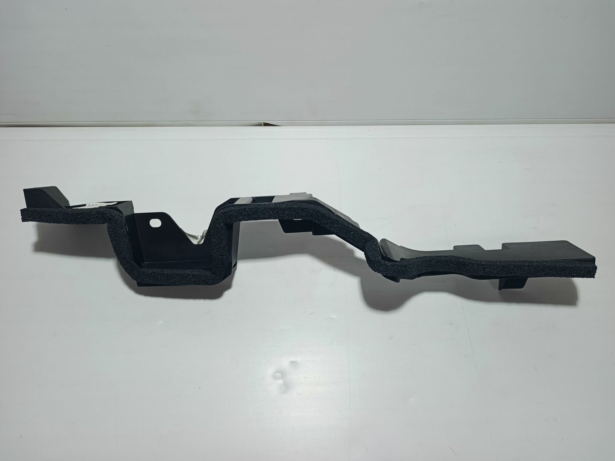 Накладка замка капота радиатора правый Chery Tiggo 7 [2.0 16V CVT внедорожник] 602003165AA