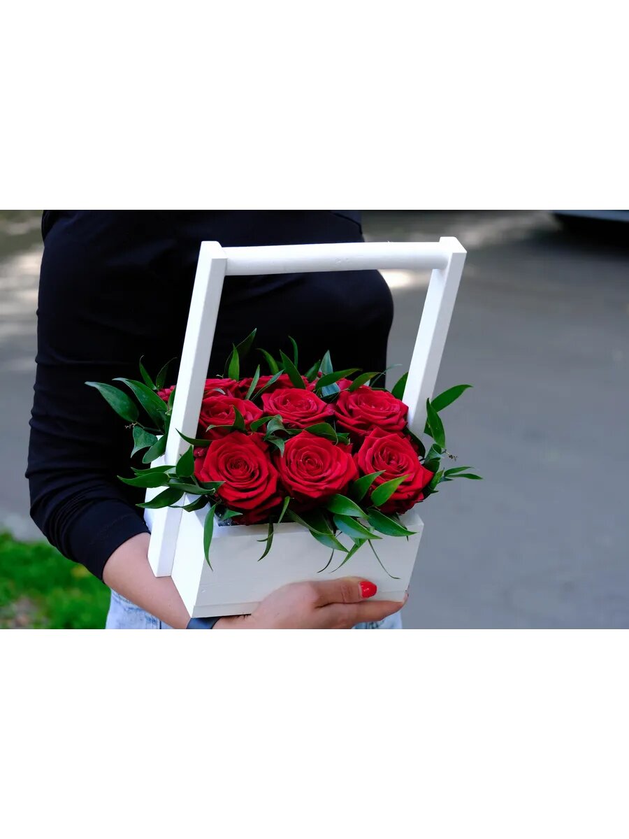 Композия из 9 красных роз в ящике "Империя"