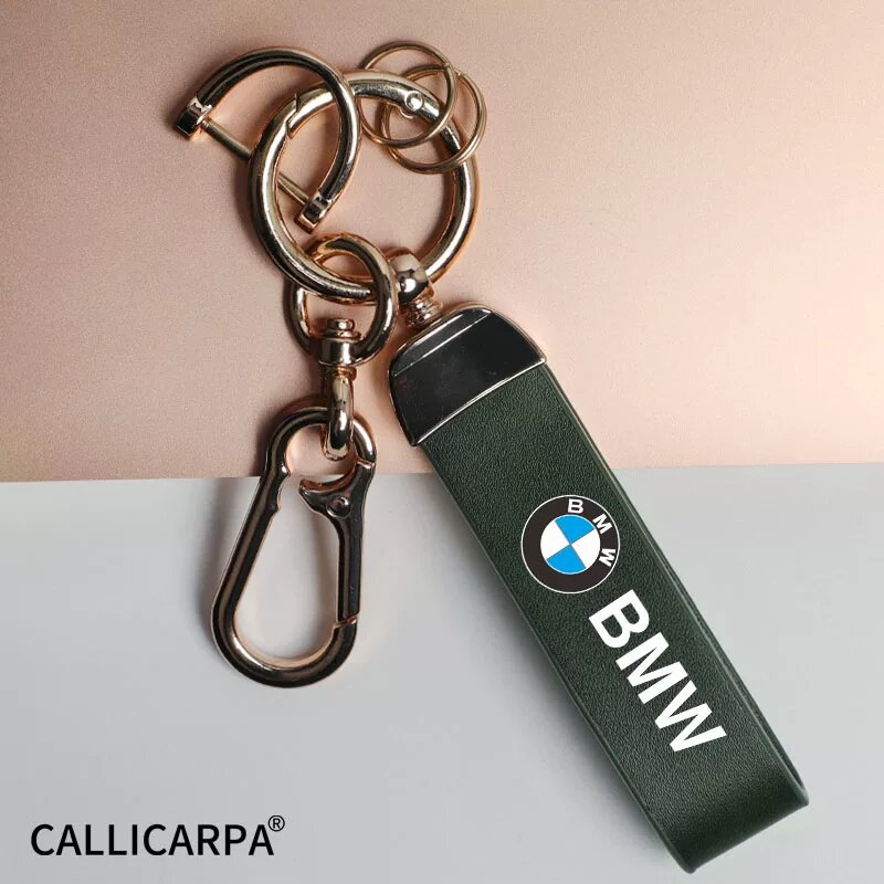 Кожаный брелок BMW из полнокожаной кожи с золотым коньком, цвет оливковый зеленый, матовая поверхность с кольцом