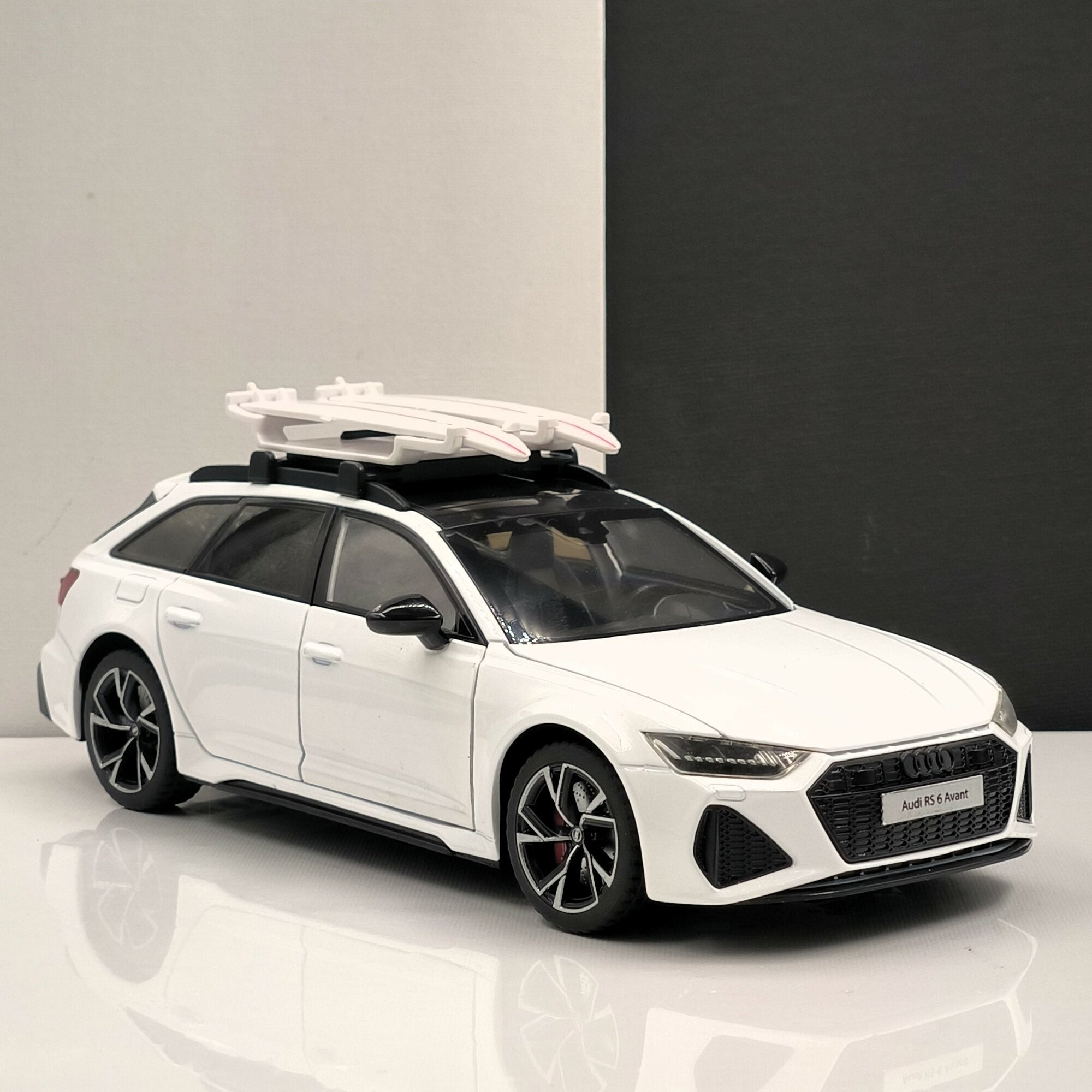 Металлическая модель автомобиля Audi RS 6 Avant (C8) с световым и звуковым сопровождением. Масштаб 1:24