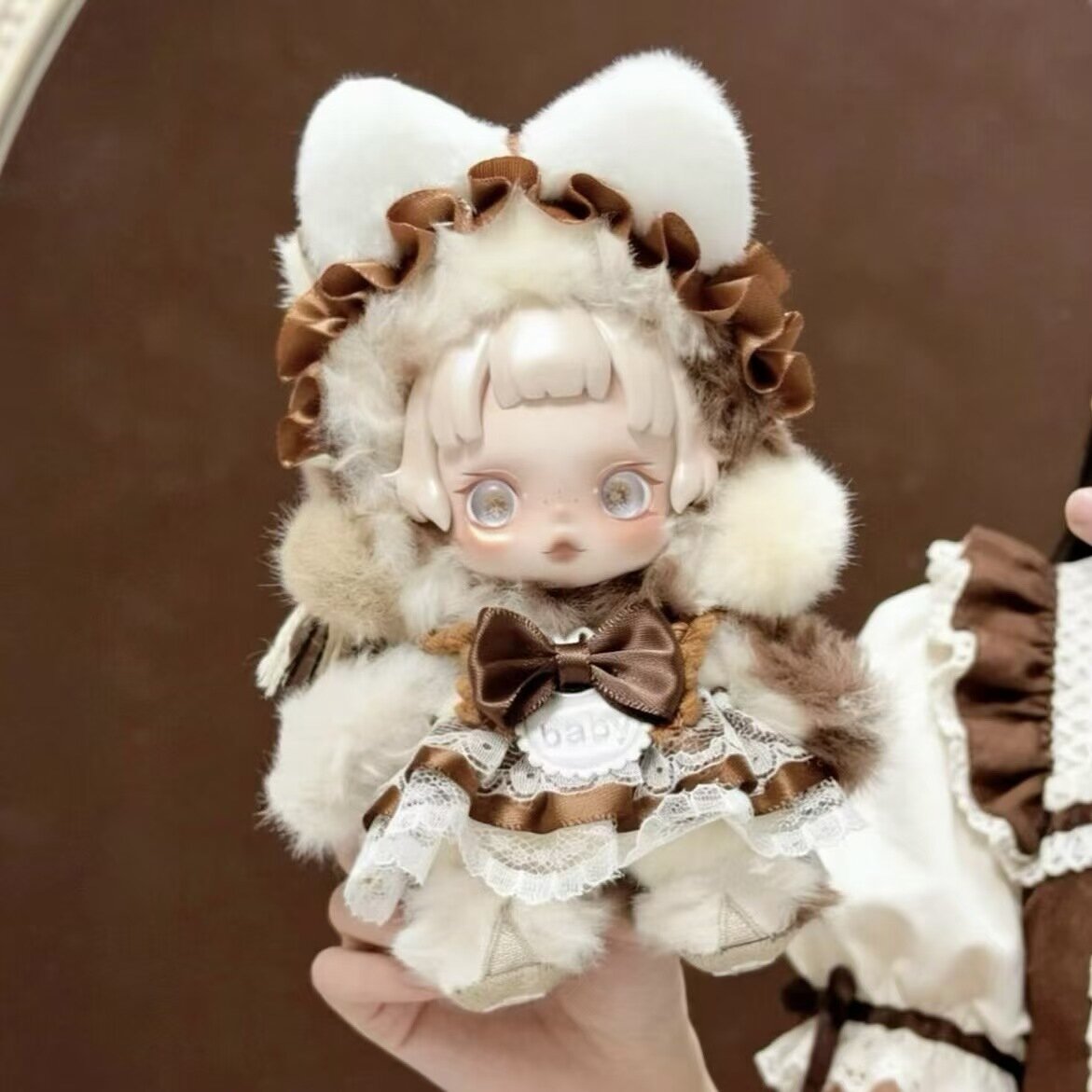 Подвеска фигурка СкаллПанда в костюме «Меллард кошка» из коллекции «Полный газ», платье лолита с кружевом и бантом
