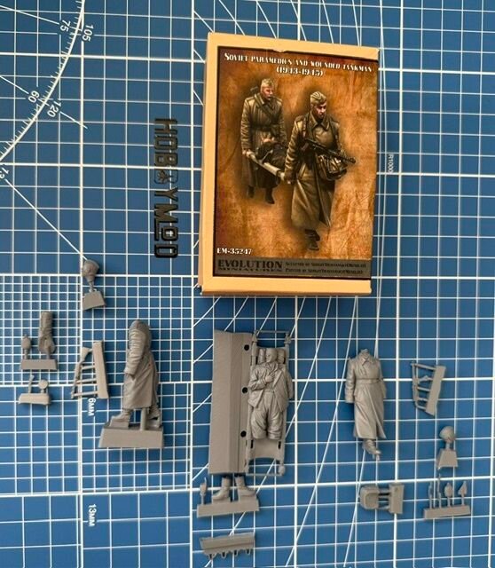EM-35247 Фигурки для самостоятельной росписи 1:35 Soviet paramedics and wounded tankman ( 1943 - 1945 )
