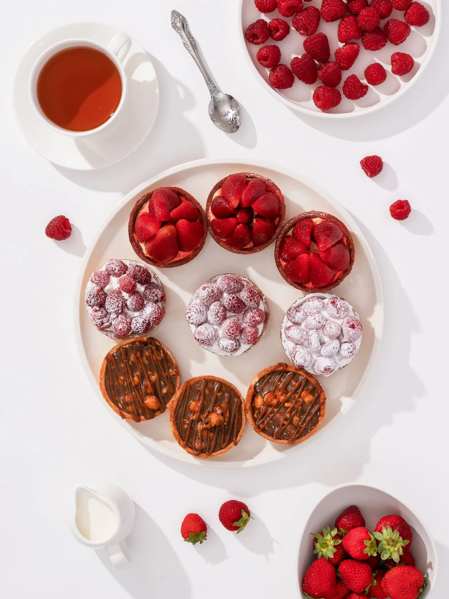 Ассорти тарталеток из 3 вкусов: малиновая (3 шт.), клубничная (3 шт.), карамельно-ореховая (3 шт.) по 112 г. (1005 г.)