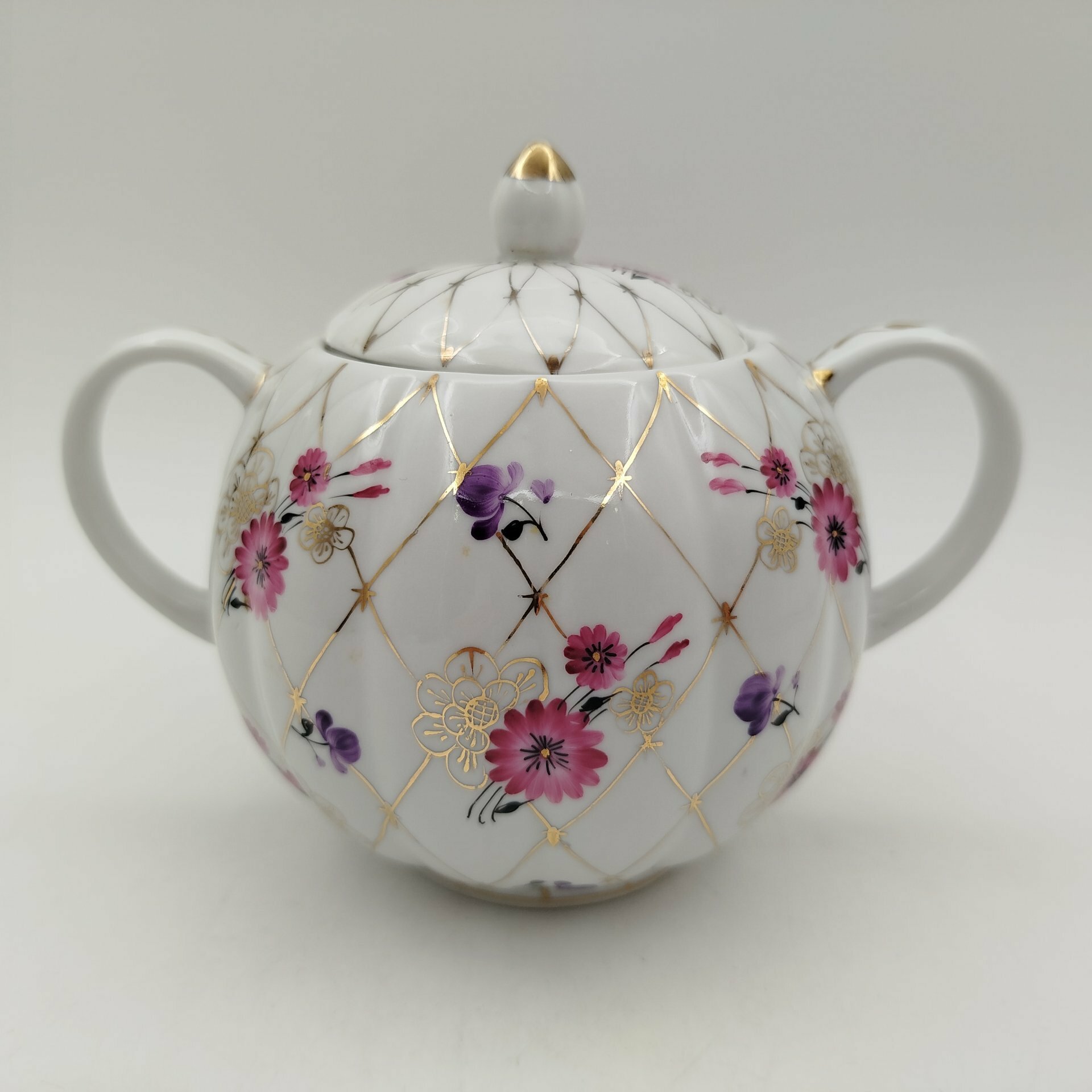 Сахарница "Золотая сетка" (с розовыми цветами), фарфор, роспись, золочение