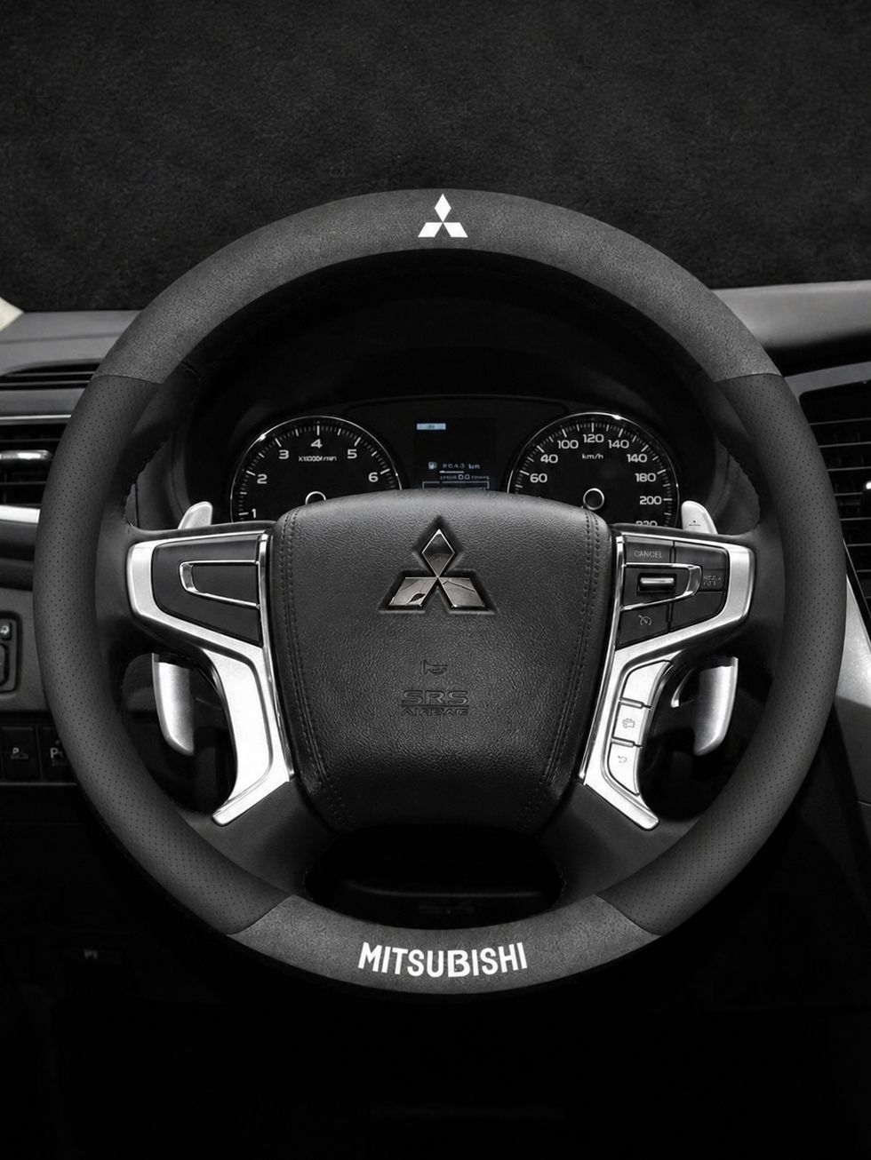 Оплетка на руль чехол из серой экозамши Mitsubishi Форма круглая Размер M Диаметр 37-39 см
