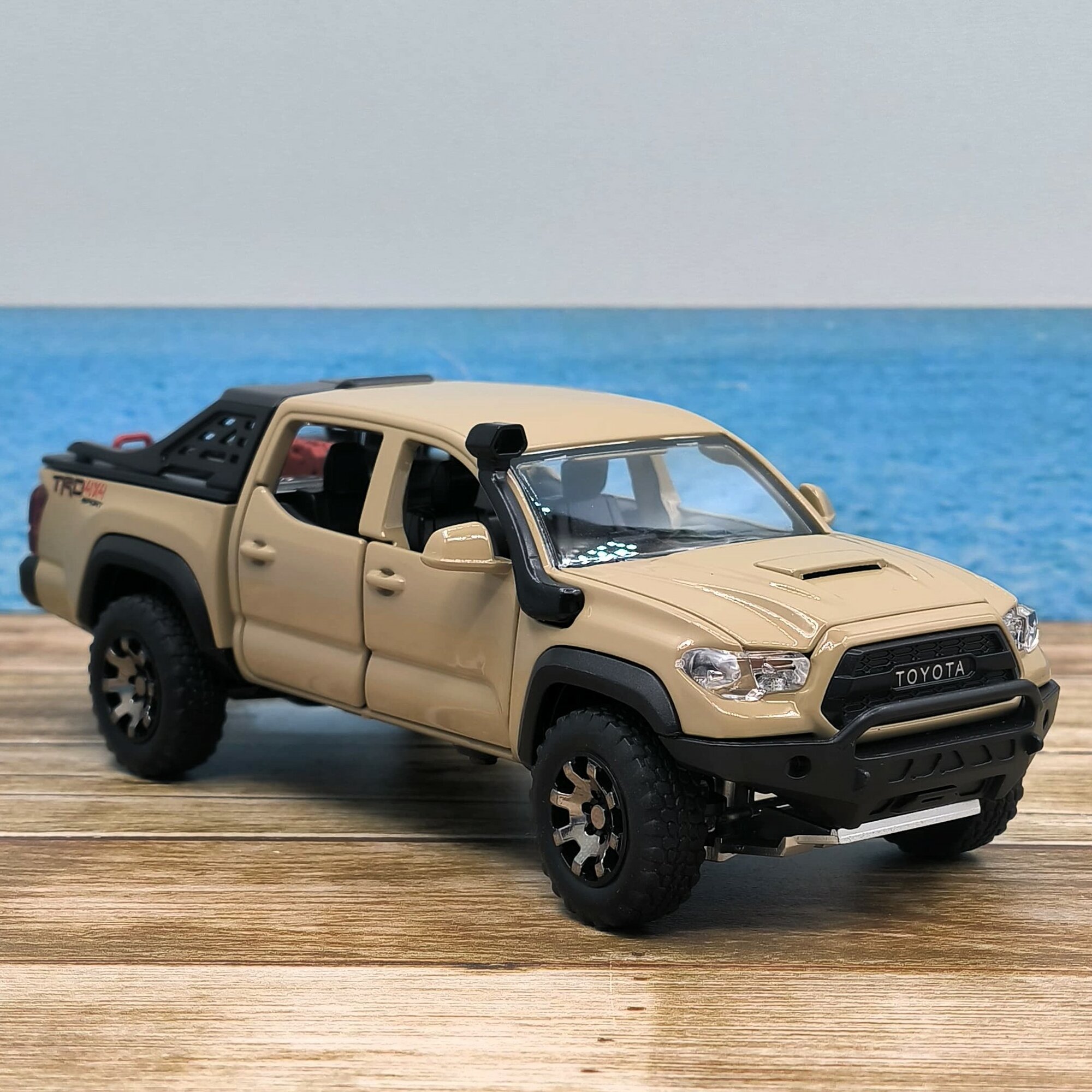 Металлическая модель Toyota Tacoma с световым и звуковым сопровождением. Масштаб 1:32