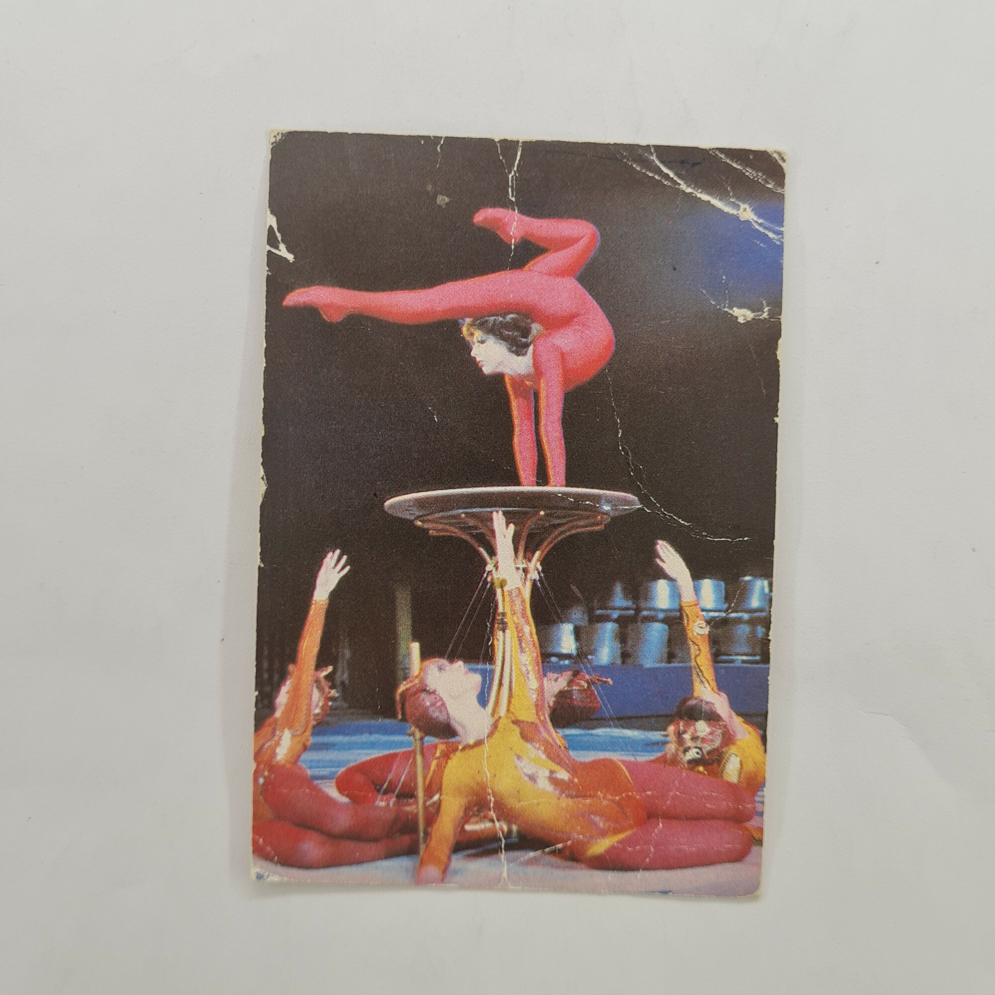 Карманный календарик 1984. Цирковые выступления, акробаты и красочные костюмы. Календарь винтажный