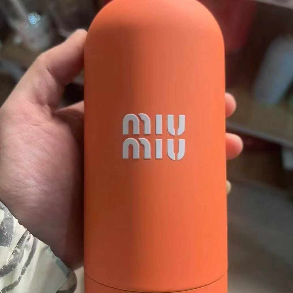 Стильная термобутылка для воды Miu, с вакуумной изоляцией, доступна в различных мягких и ярких цветах.