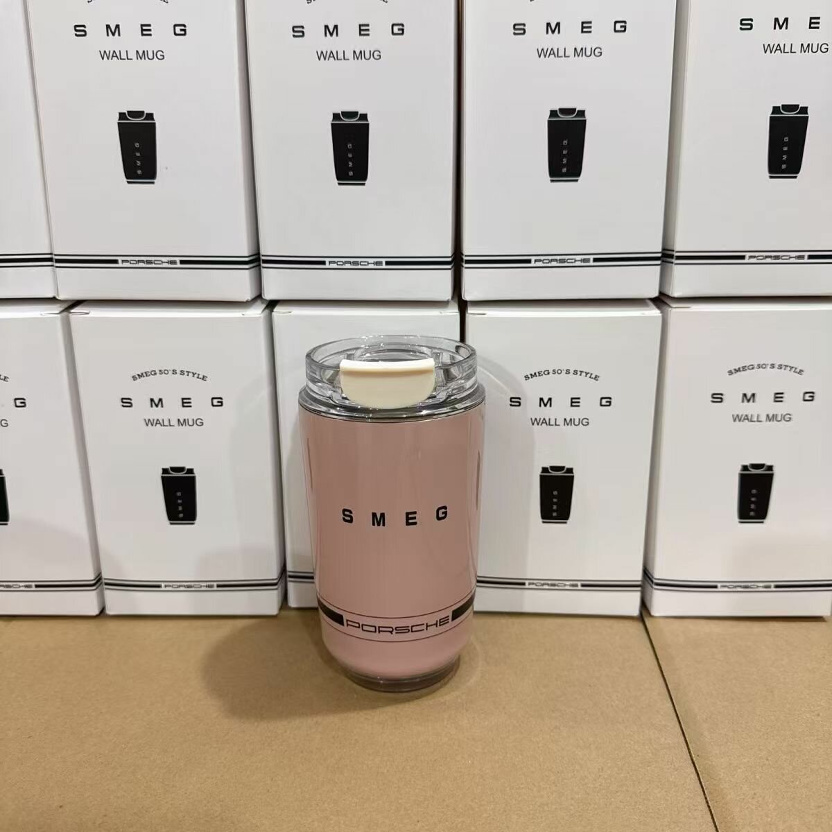 Термокружка SMEG Porsche идеально подходит для горячих напитков и имеет объем 0,24 литра.
