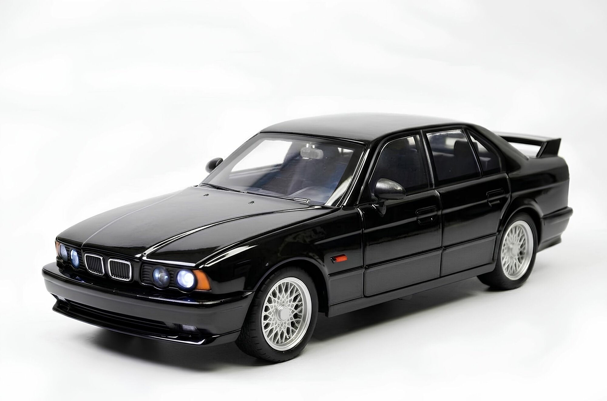Машинка металлическая модель Немецкий седан BMW M5 II (E34) 1988-1995 / Масштаб 1:24