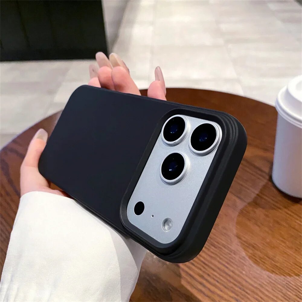 Черный матовый чехол для iPhone 17