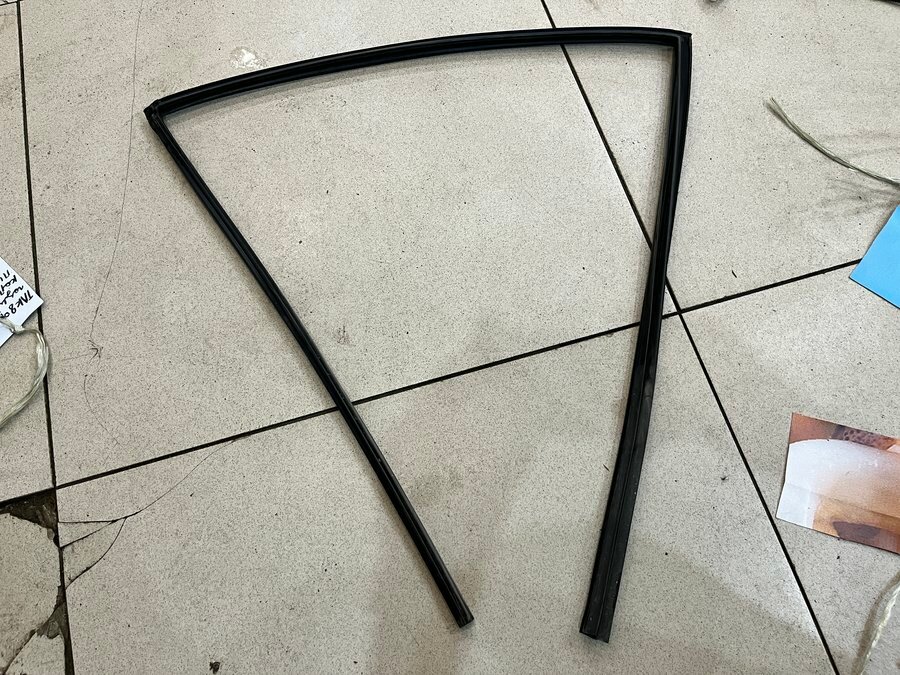 Уплотнитель стекла двери задней левой от Mazda 3 bk 2003-2009