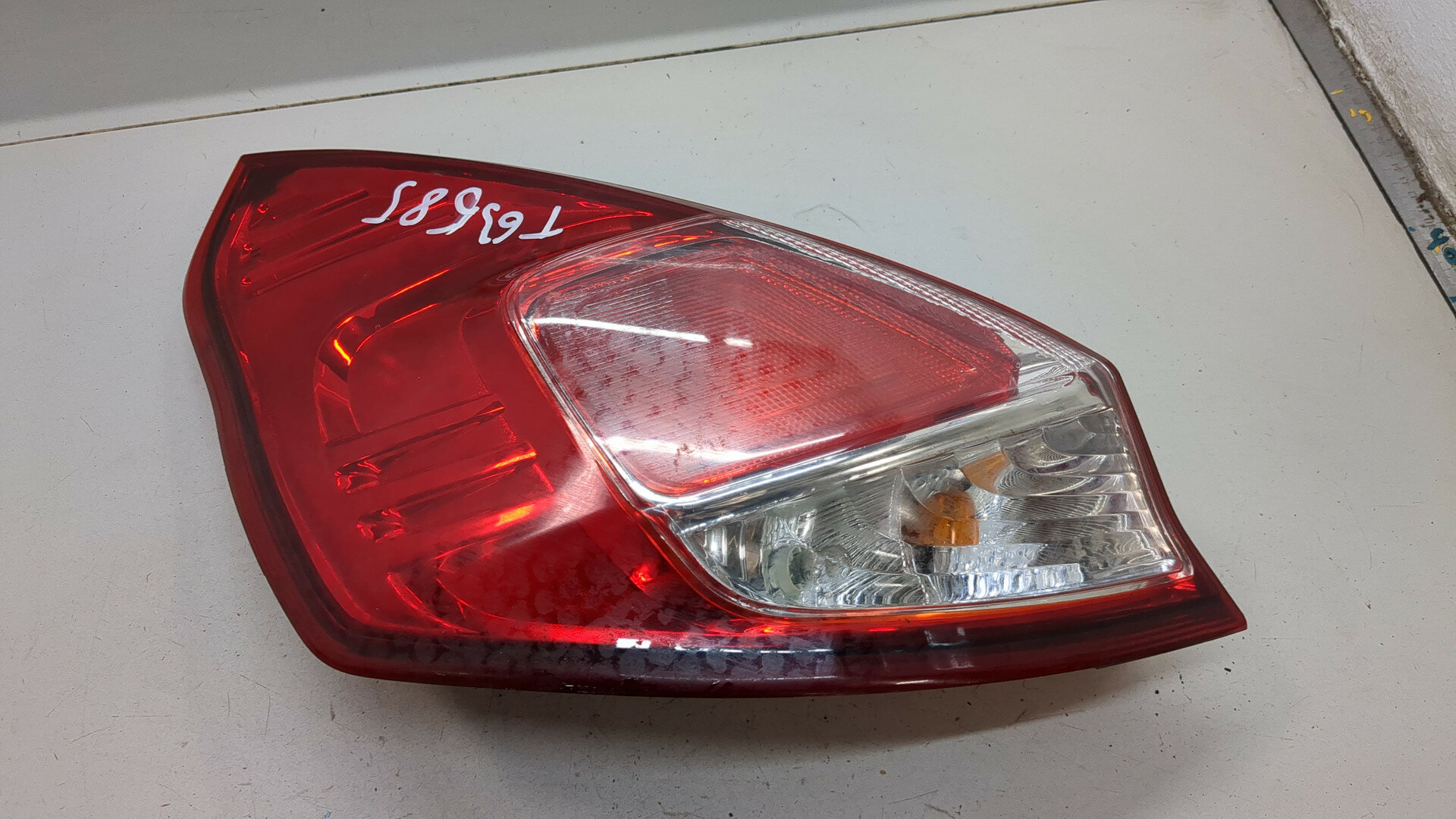 Фонарь (задний) левый Ford Fiesta Б/У