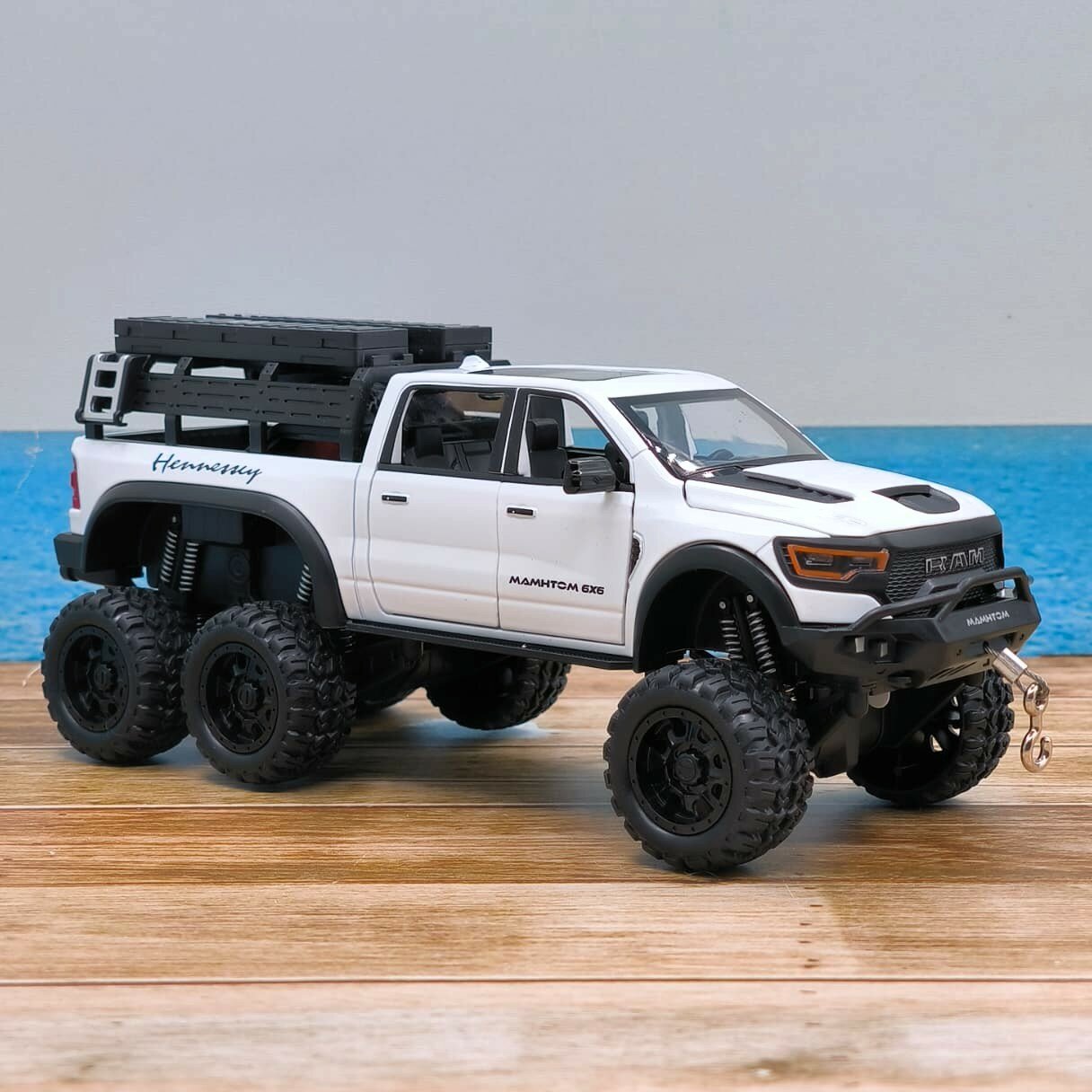 Металлическая модель автомобиля Dodge Ram TRX 6x6 с световым и звуковым сопровождением. Масштаб 1:24