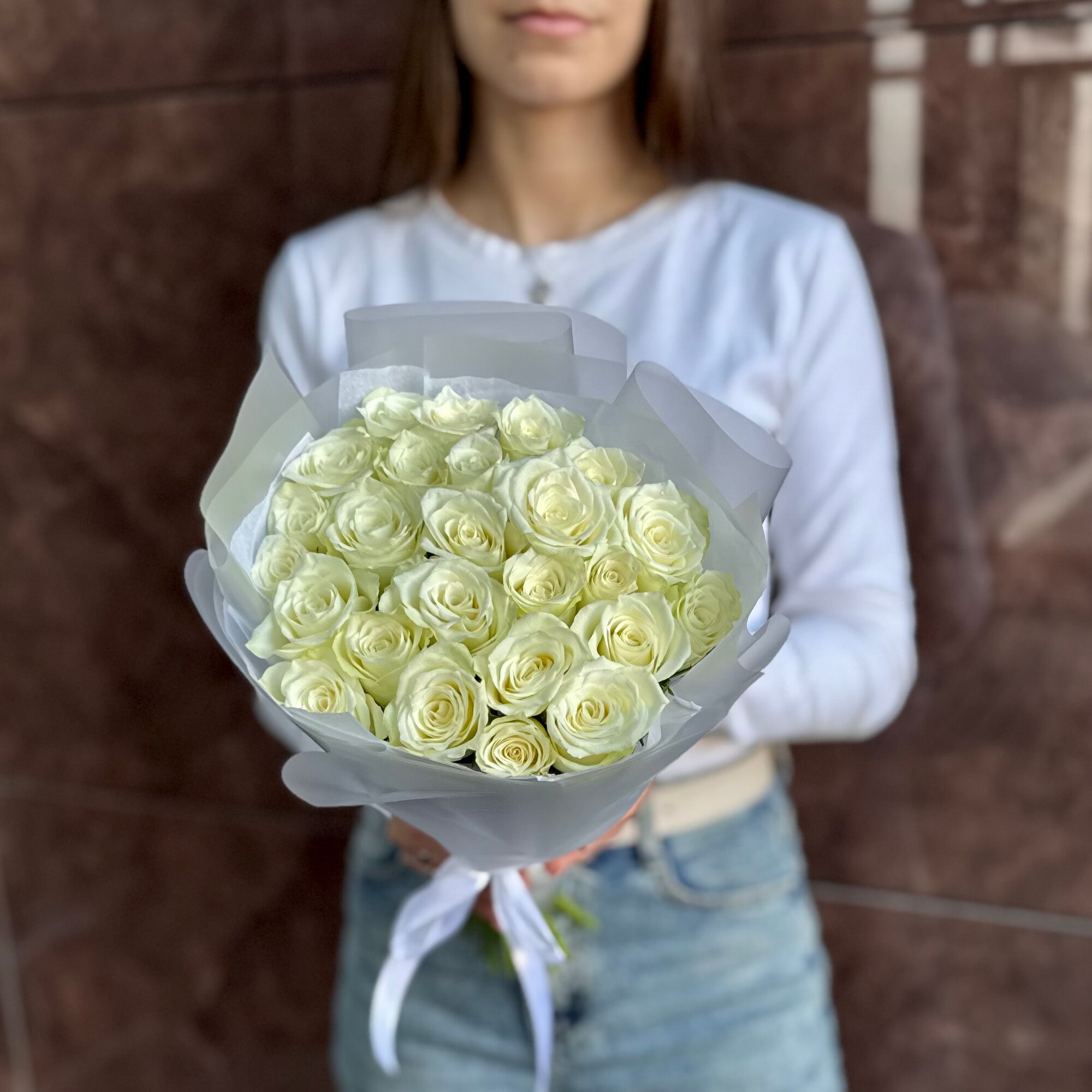 Моно-букет SkyFlora "Белоснежка", белоснежные розы в упаковке